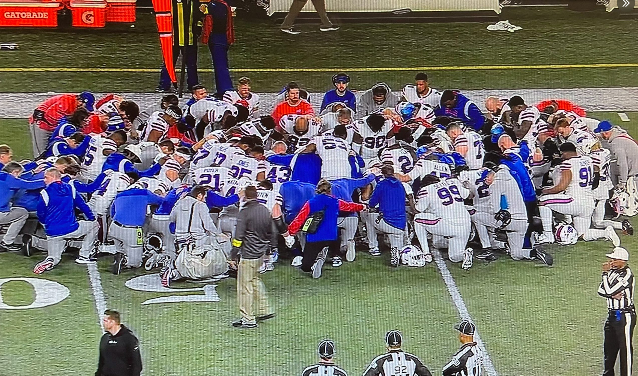 🚨Monday Night Football game suspended after player collapses on field ...