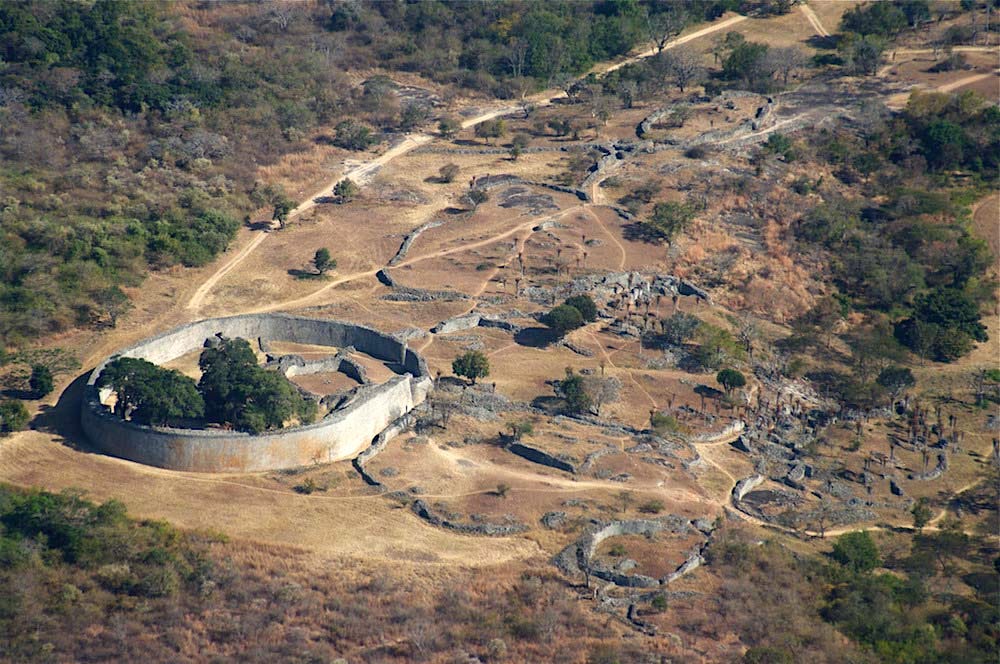 Stone palaces in the mountains : Great Zimbabwe and the ruined cities ...
