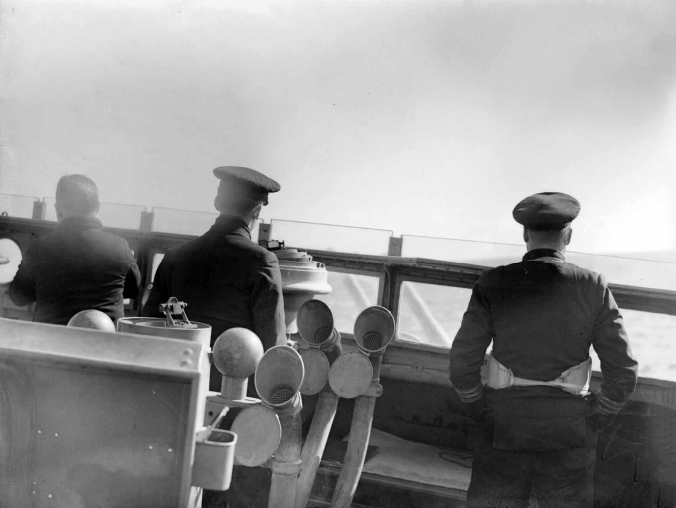 Royal Navy surprises an Italian destroyer