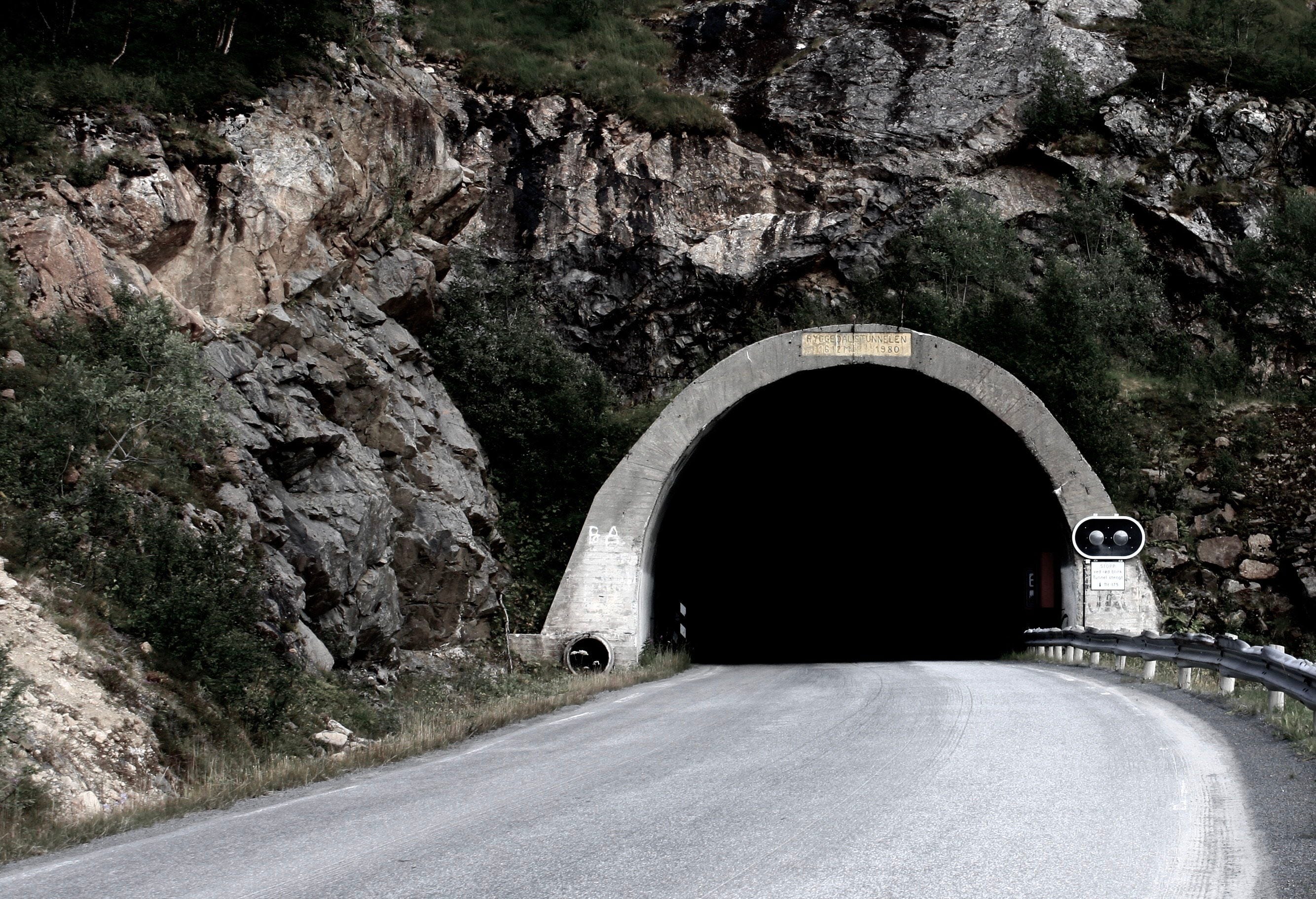 Il tunnel (1) - by Tersite Rossi - Il dispaccio di Tersite