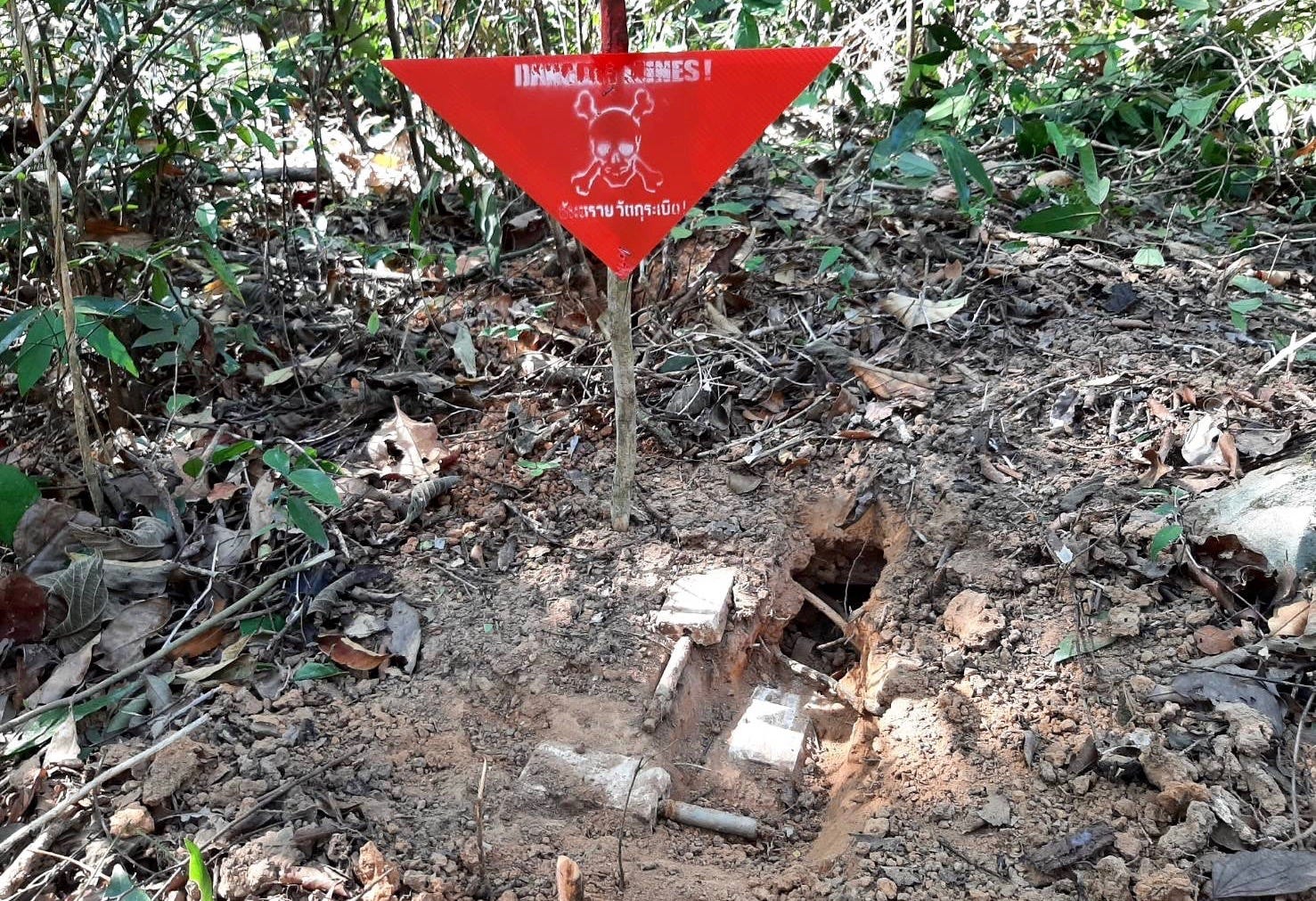Trat: Meeting a landmine disposal team on a beach near Hat Lek