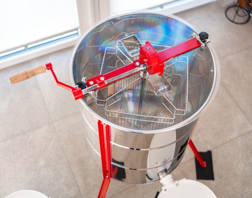 Extraction et mise en pots du miel - by Philippe Royer