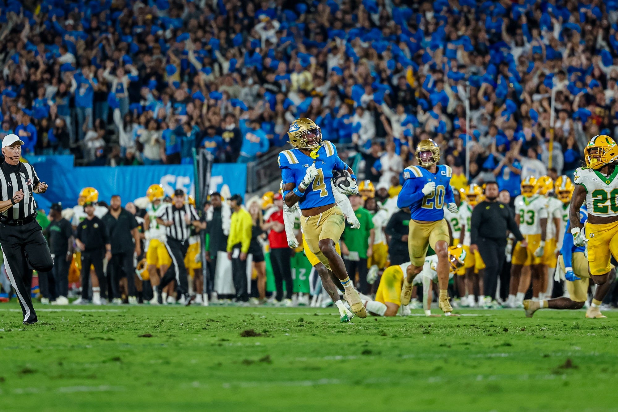 UCLA Coaches Give Up as Bruins Lose to Ducks, 34-13
