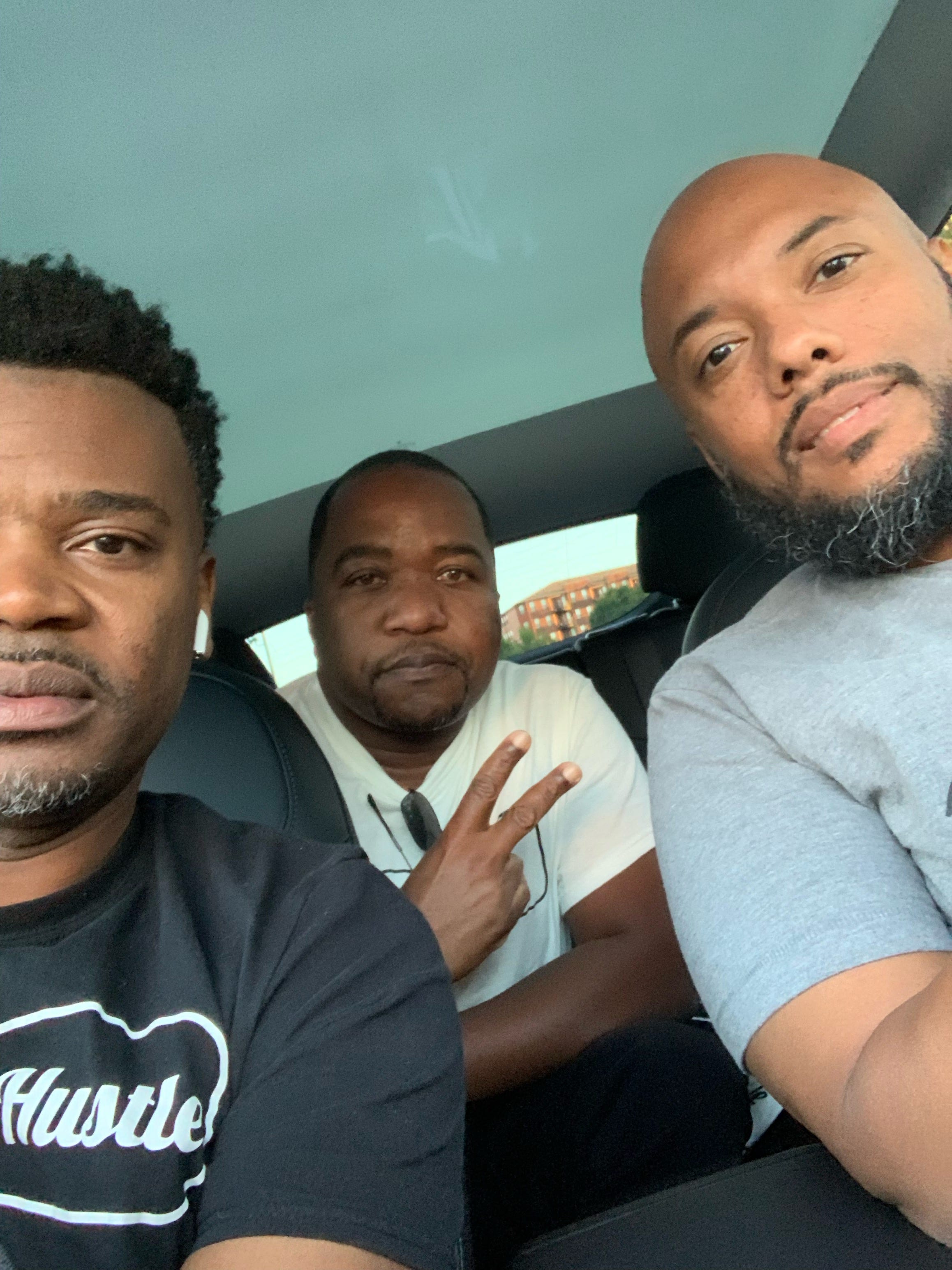 👨🏾‍💻 🤷🏾‍♂️ 💆🏽‍♂️ Meet the Team: Unmasking TheTechHustle Hosts for a Thrilling Tech Journey