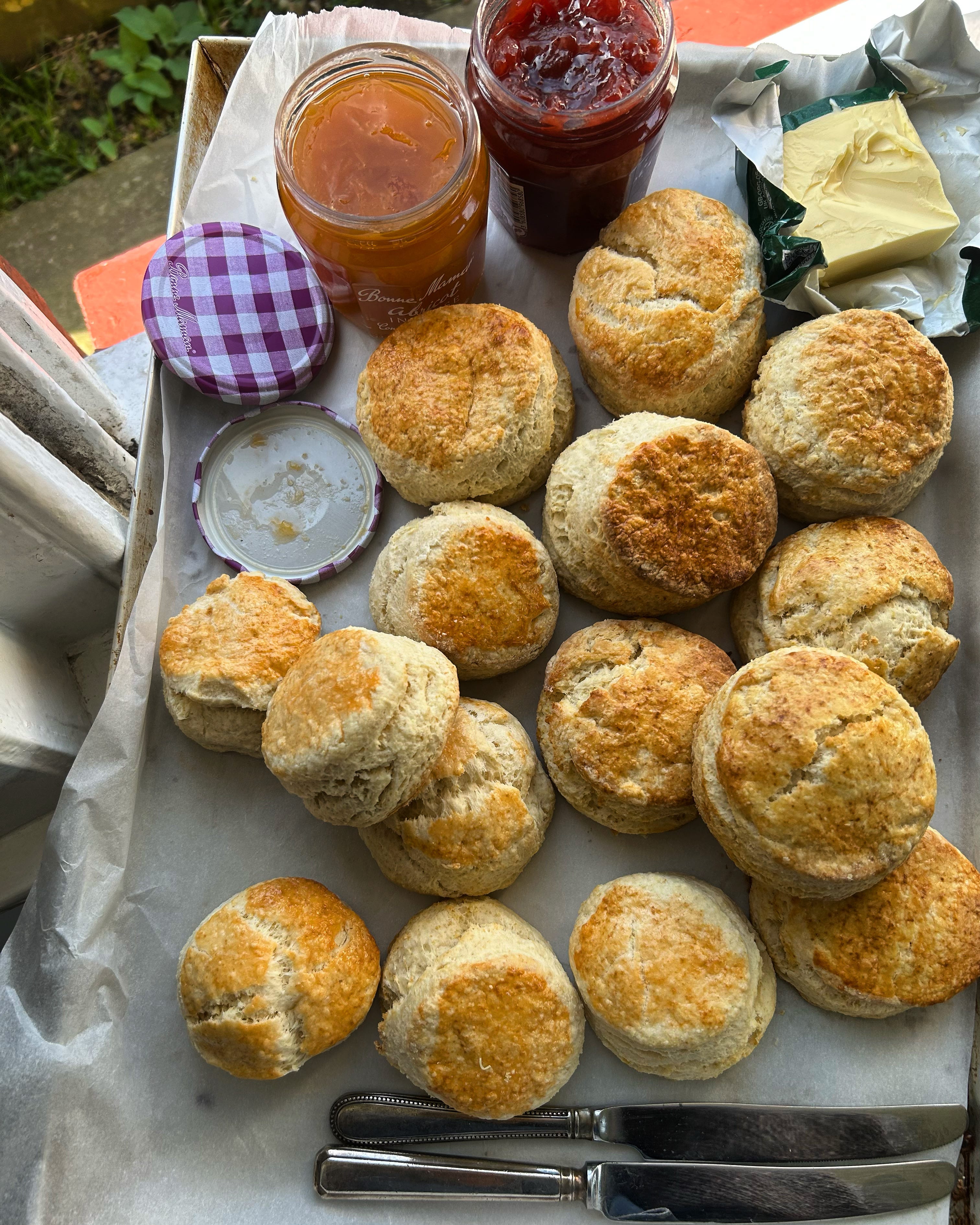 CLASSIC FAT SCONES AND A SAVOURY CHEESE, CHIVE AND BUTTERMILK SCONE