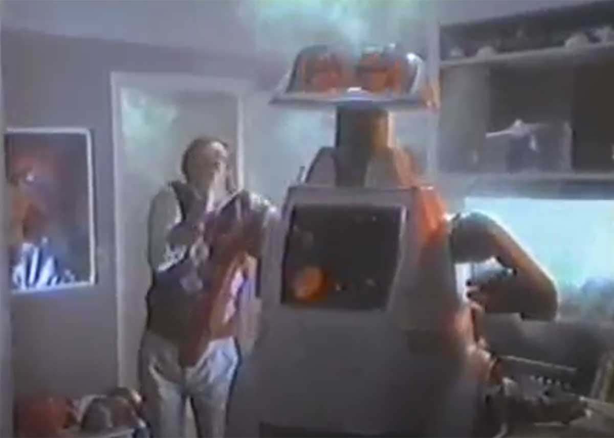 The Giant Toys R Us Robot knows how to Sell Lazer Tag