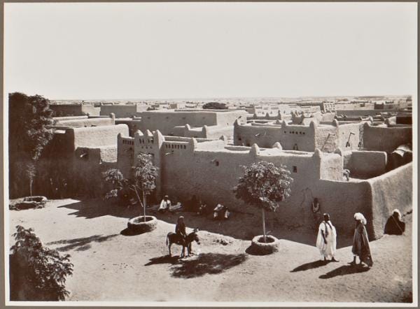 A complete history of the old city of Gao ca. 700-1898.