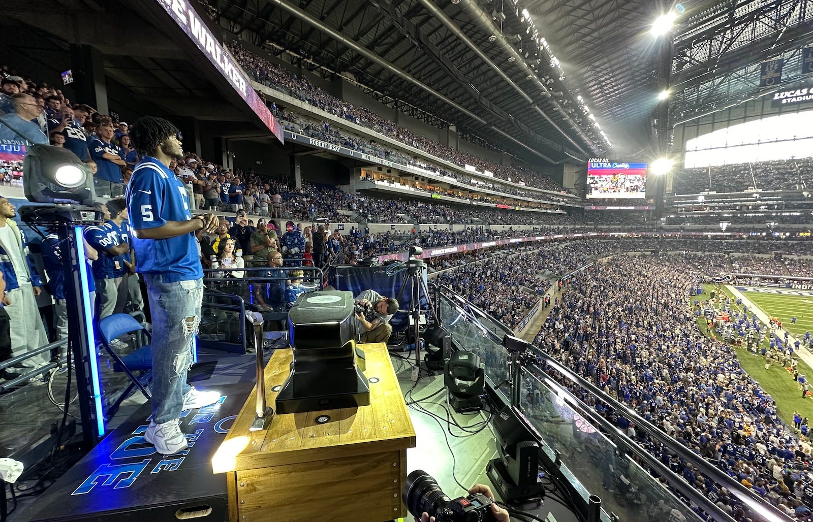 Jarace Walker hits the anvil before kickoff of Colts-Rams (Video)