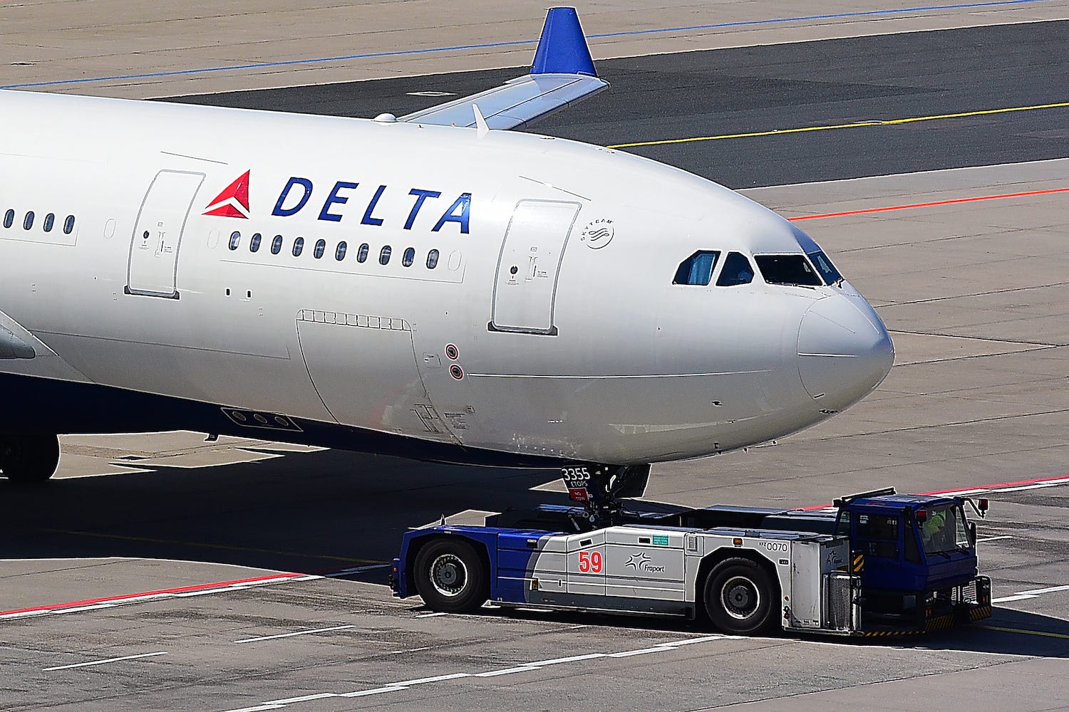 Passenger video: Mysterious haze fills Delta Air Lines flight, forcing ...