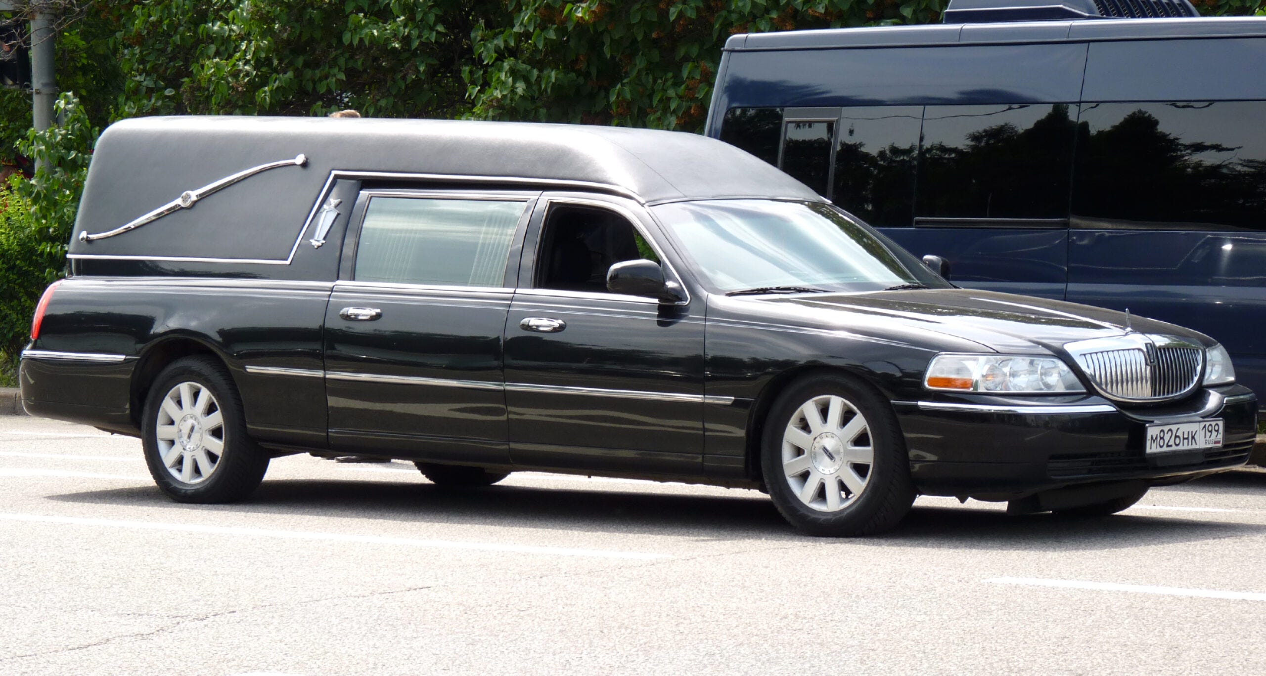 Funeral home apologizes after corpse tumbles out of hearse into traffic