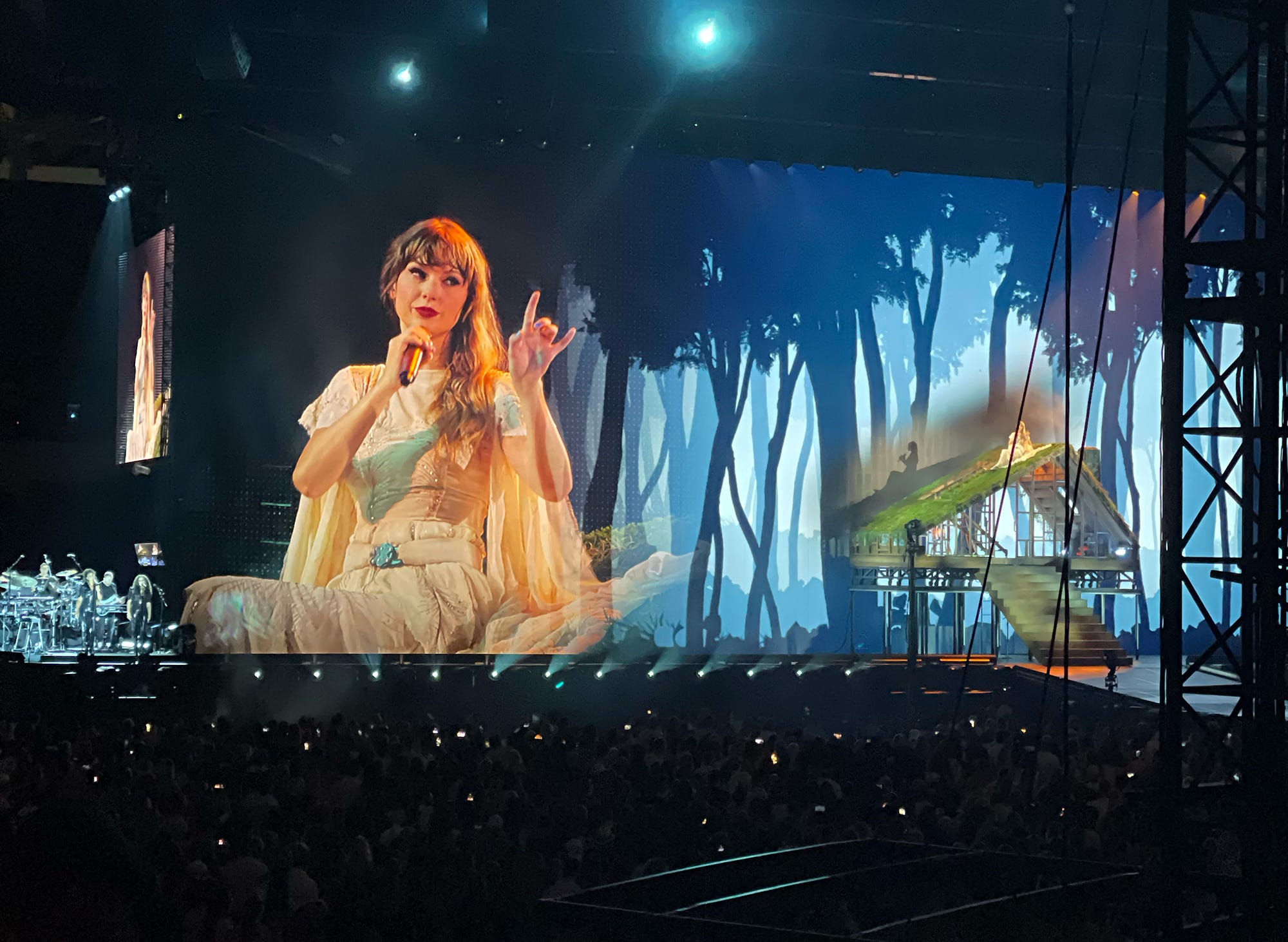 Taylor Swift. - by bobbyhundreds - MONOLOGUE