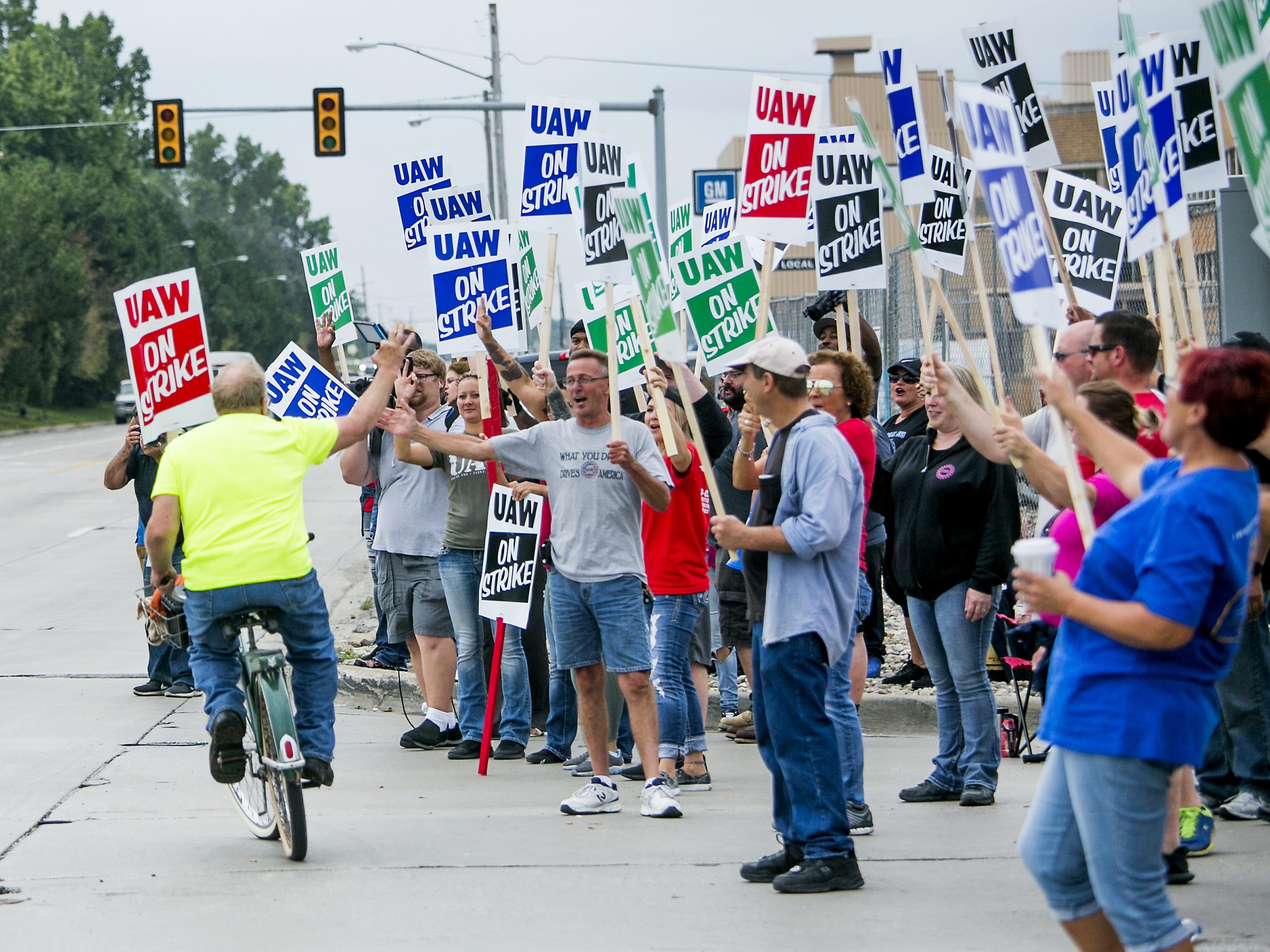 Autoworkers Vote to Authorize Massive Nationwide Strike