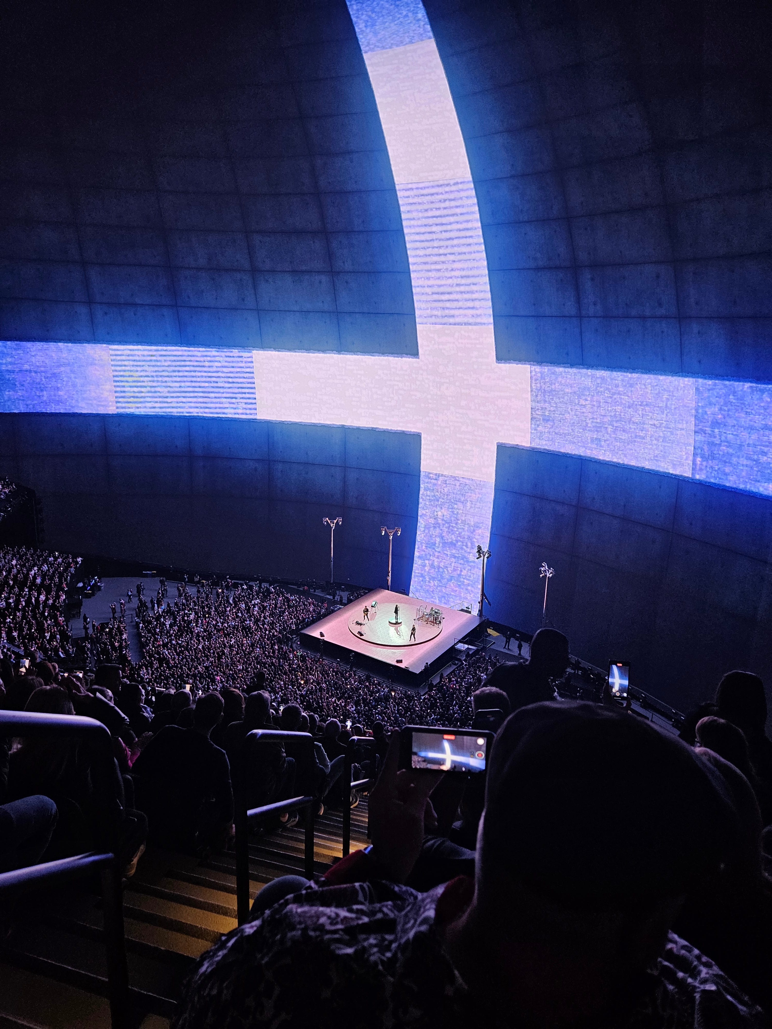 SBSQ #4: A review of The Sphere, and a Happy New Year