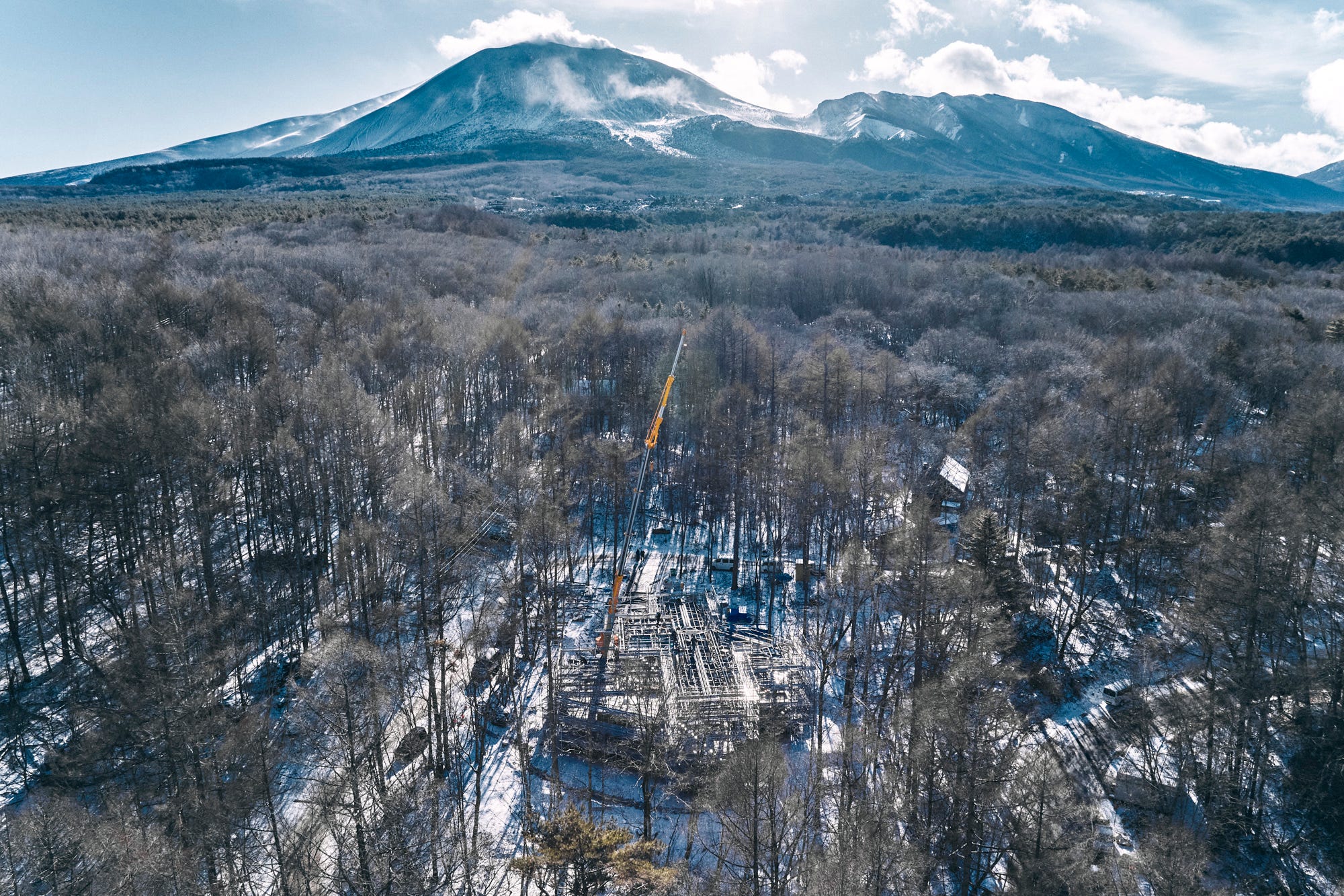 「KITAKARUIZAWA IRORI」が上棟を迎え、その姿が雪景色の中に