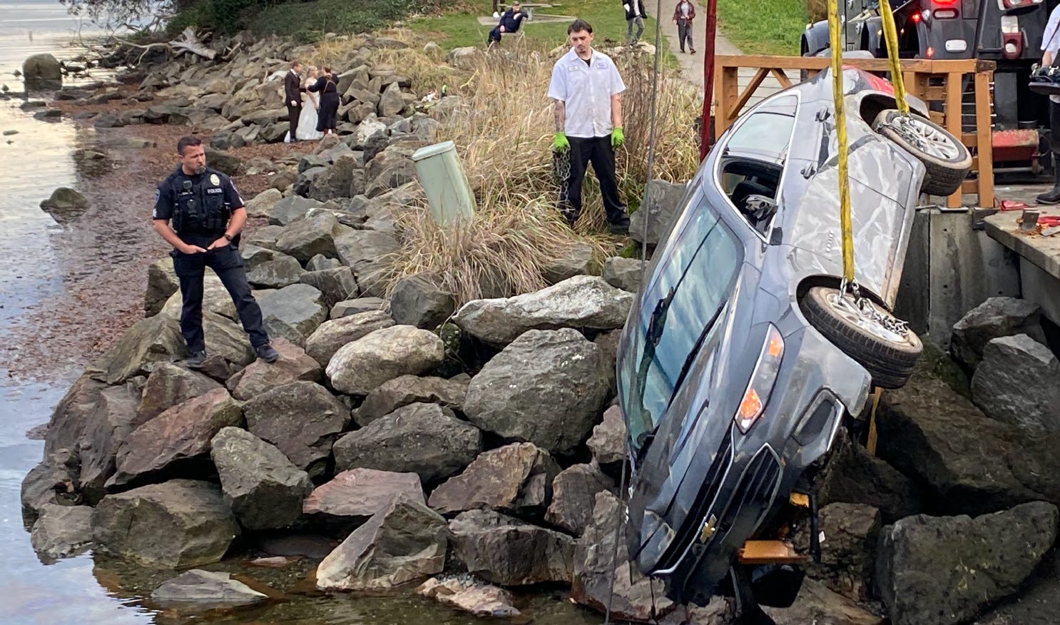 Ignoring orders, cop pursued car through occupied park, off bridge
