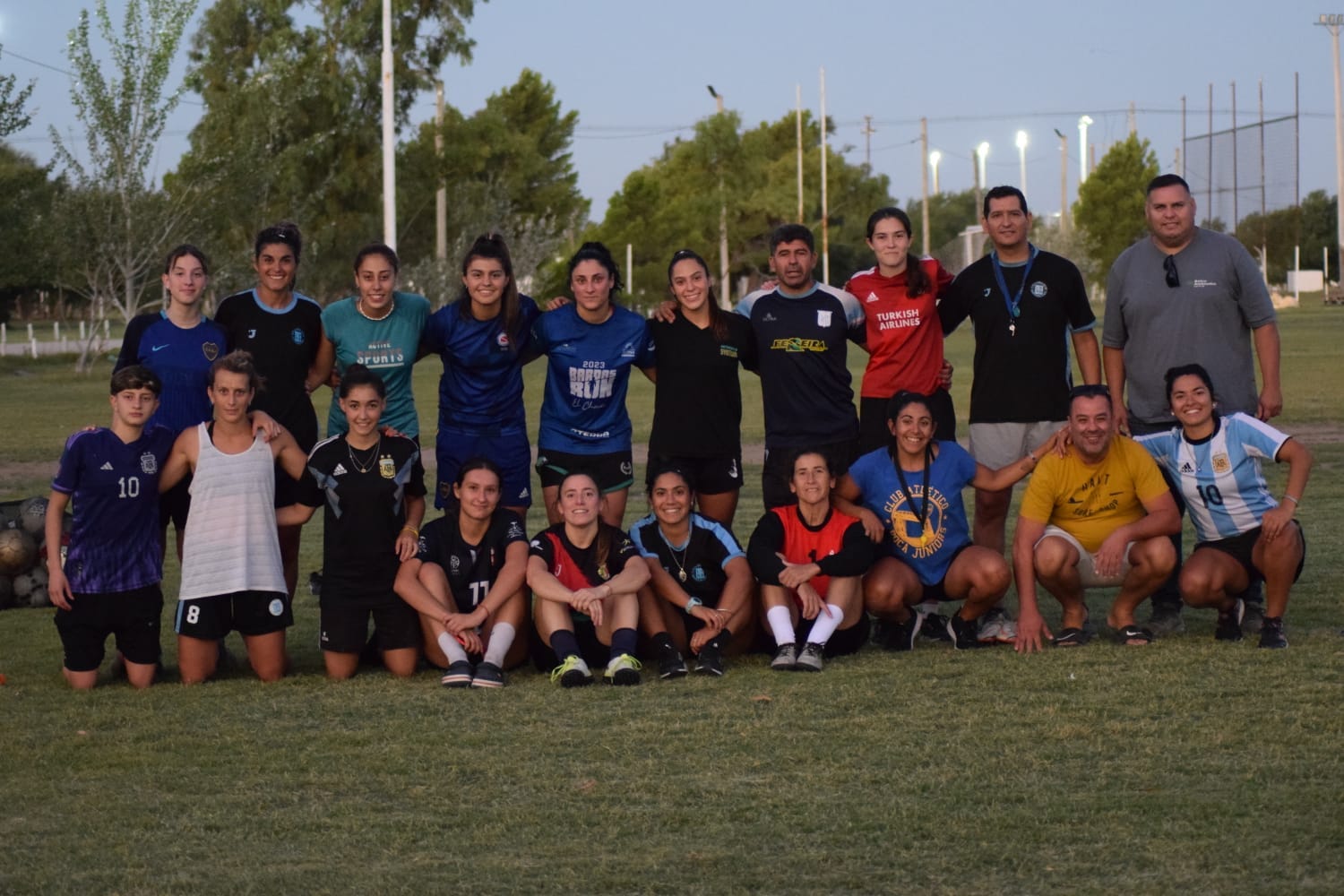 ⚽🙋‍♀️ Las pibas y Javier van por otro sueño redondo | Sin salud ...
