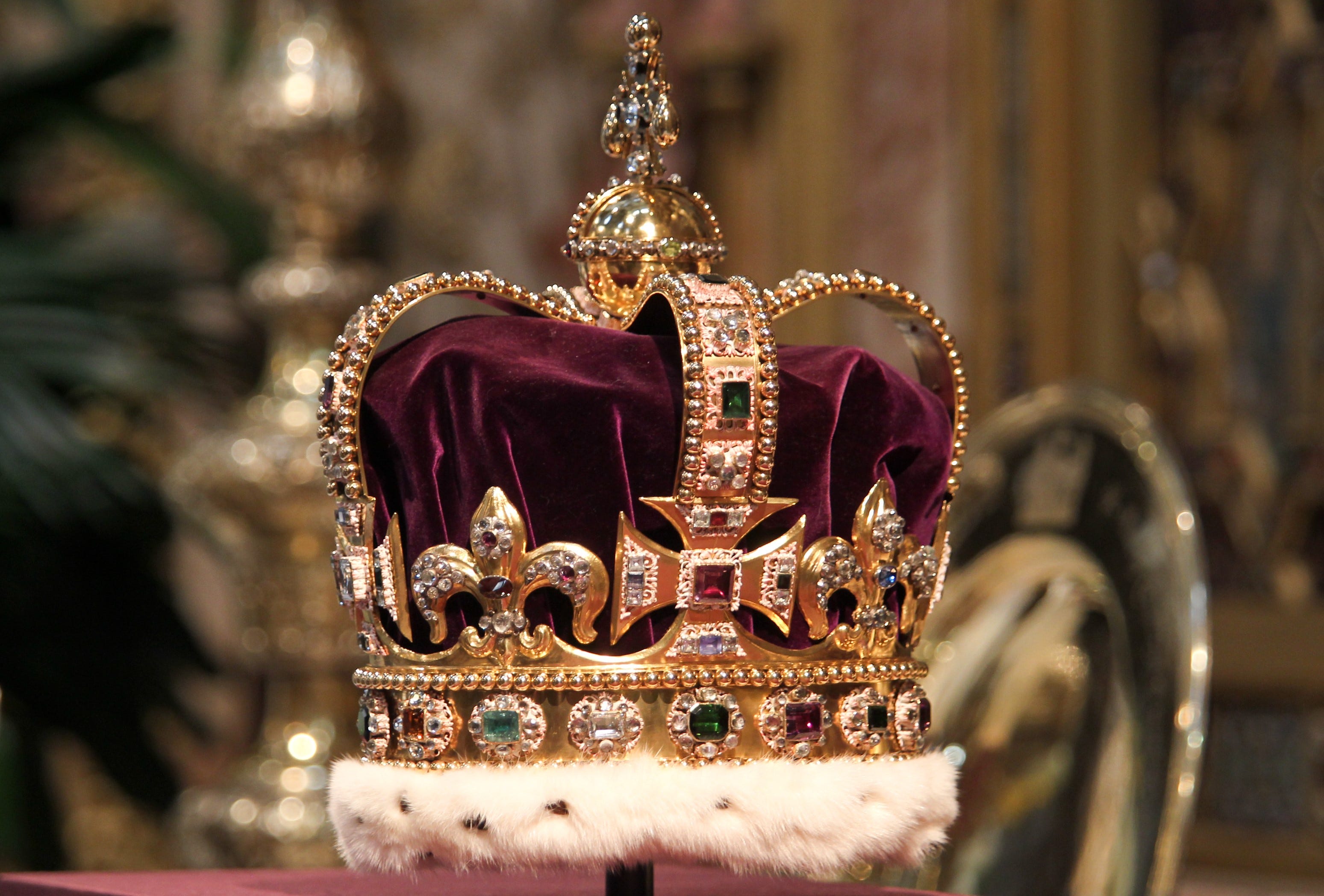 3 crowns, 5 swords, 4 sceptres, 2 rings, a pair of spurs, 2 coaches ...