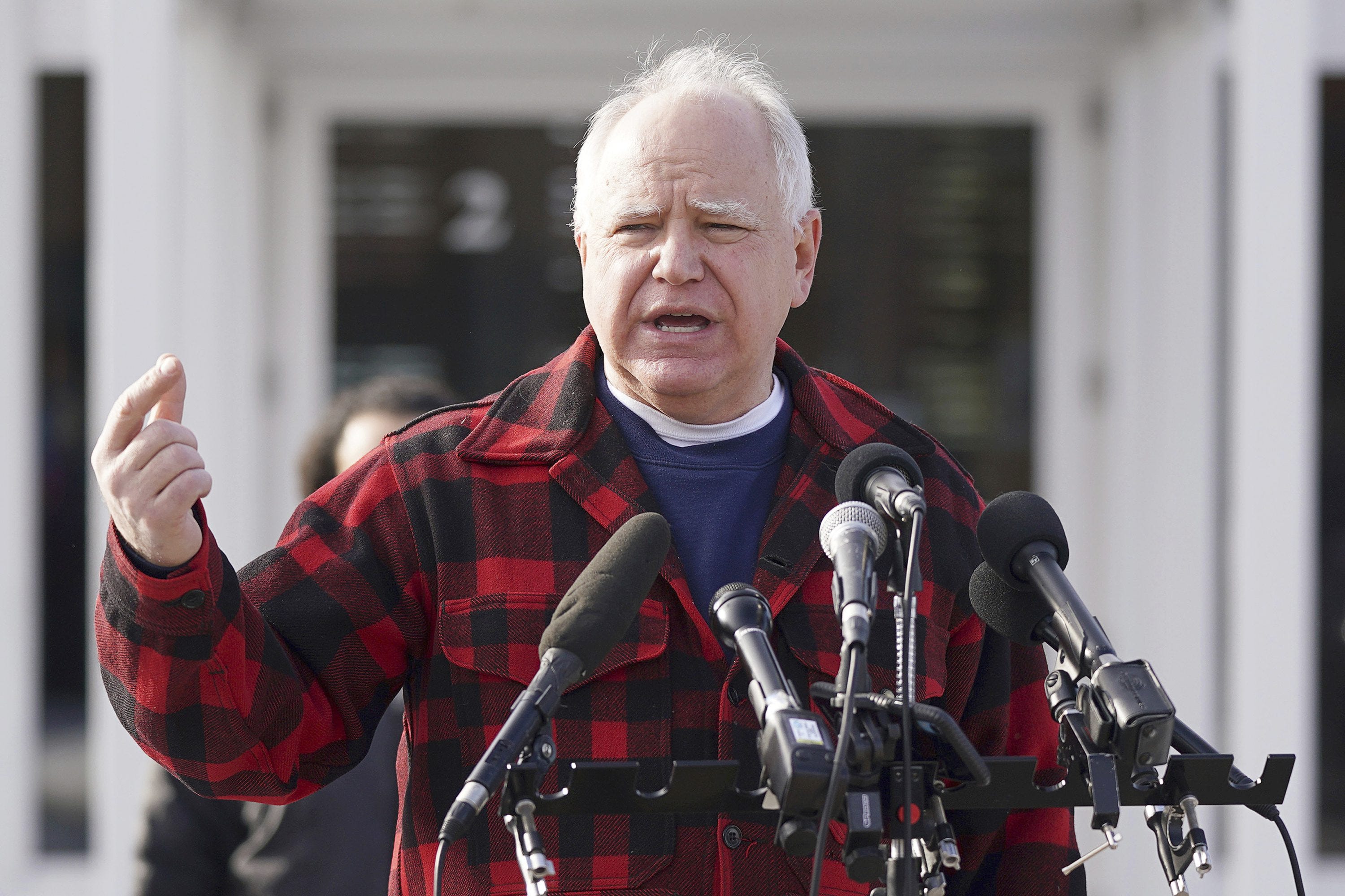 Le look de Tim Walz - by Philippe Bernier Arcand