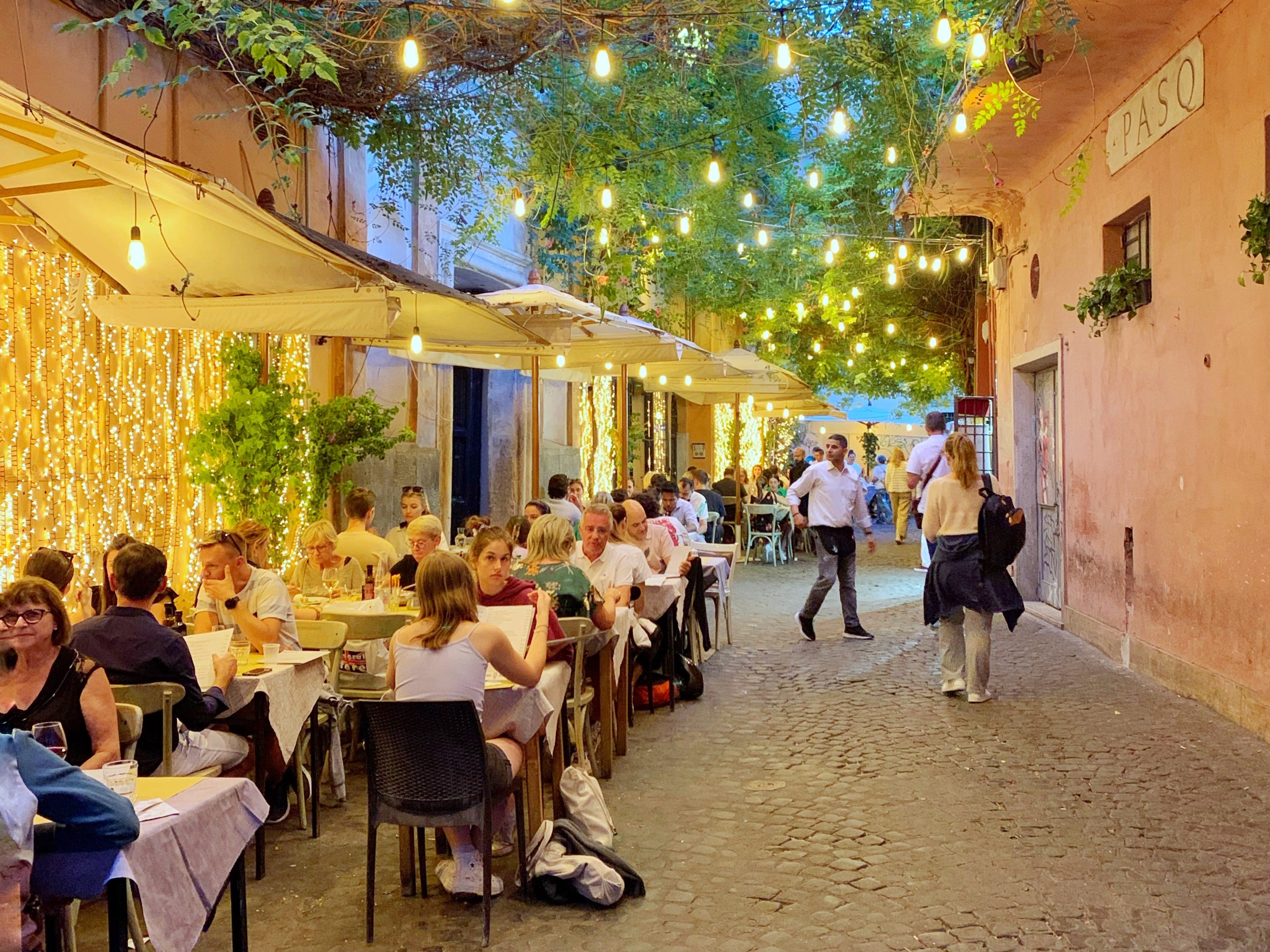 The Real Deal with Tipping in Italy - by Laura Itzkowitz