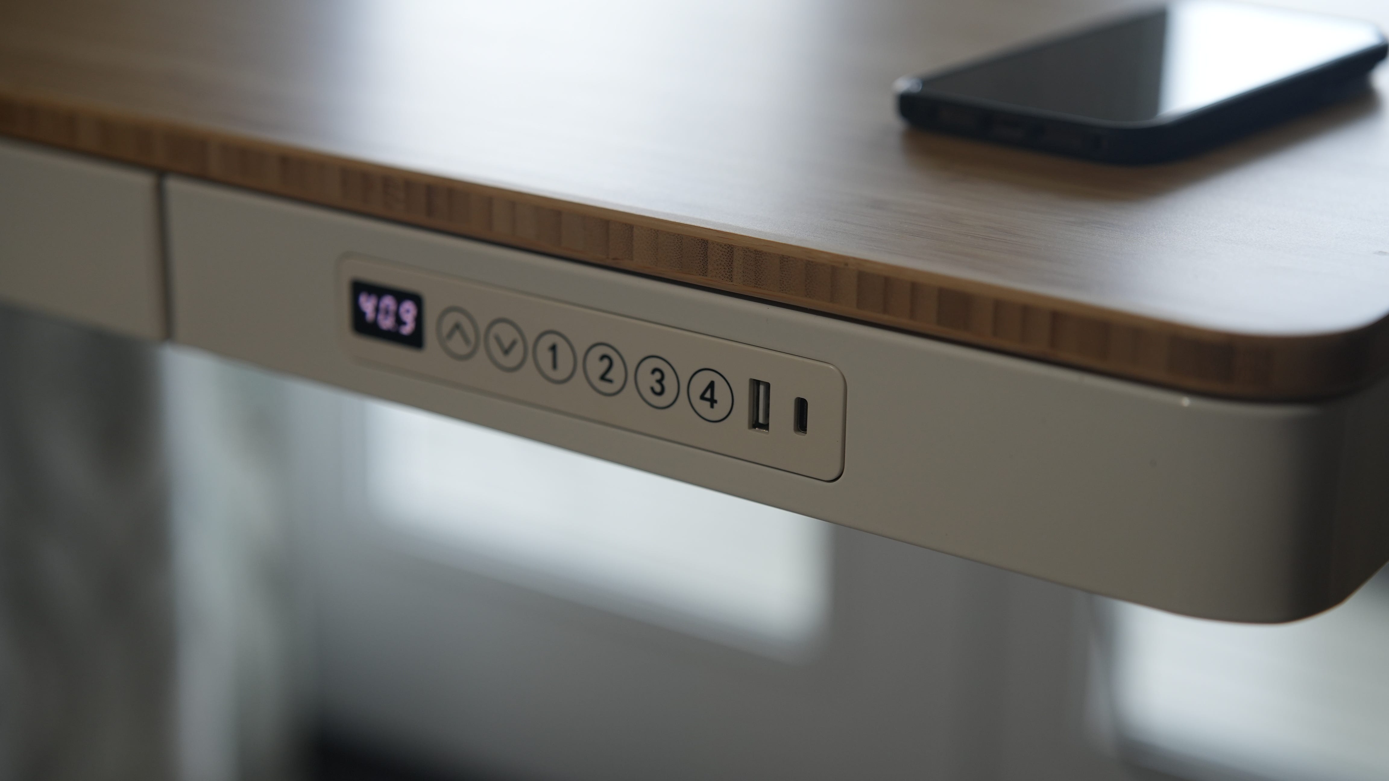 FlexiSpot Comhar Pro Q8 review: Stable standing desk built for seamless transitions