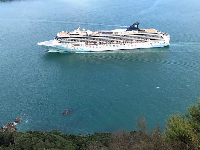 Mounting the Mount in Maunganui - by Neil Manthorp