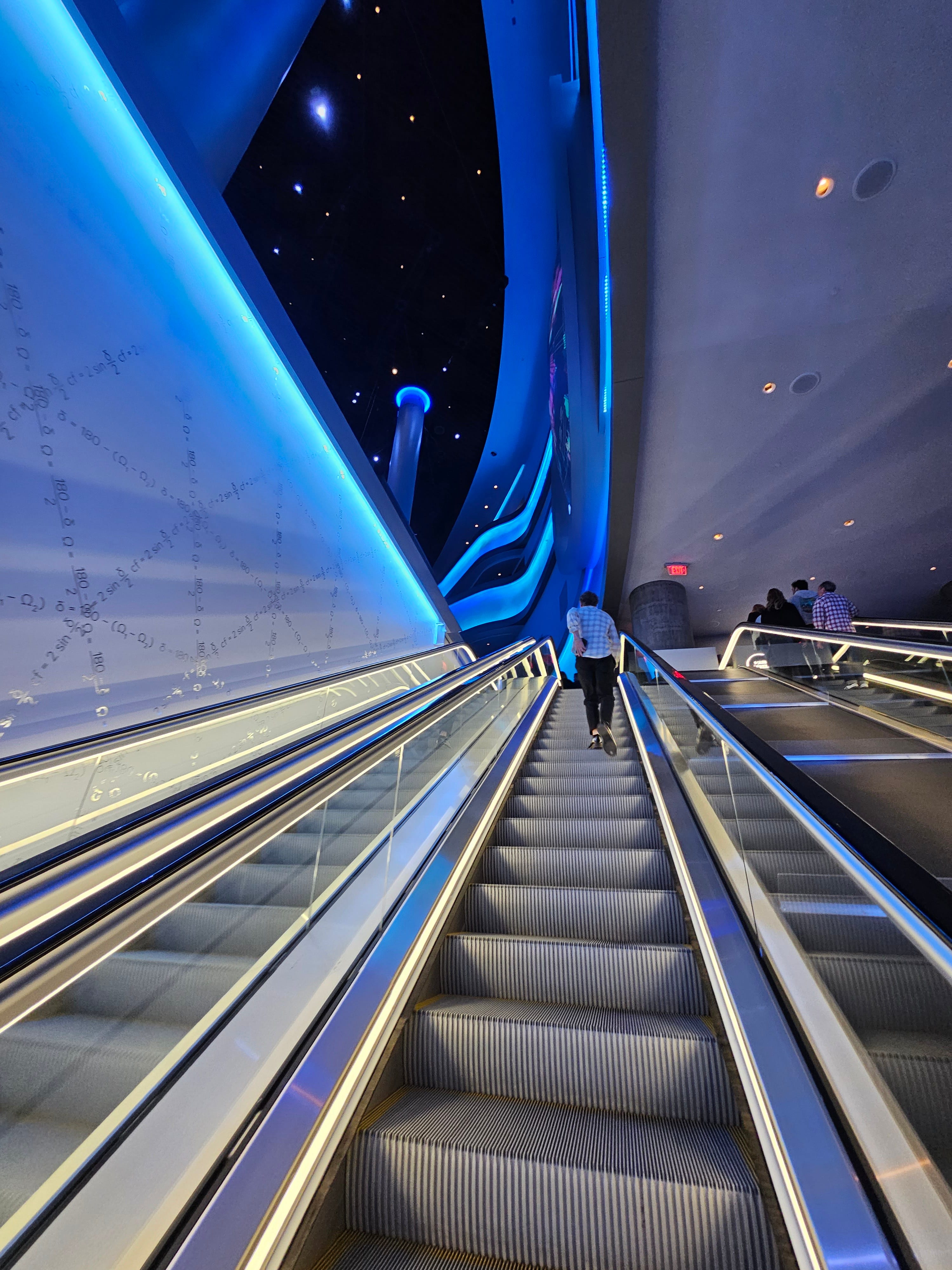 SBSQ #4: A review of The Sphere, and a Happy New Year