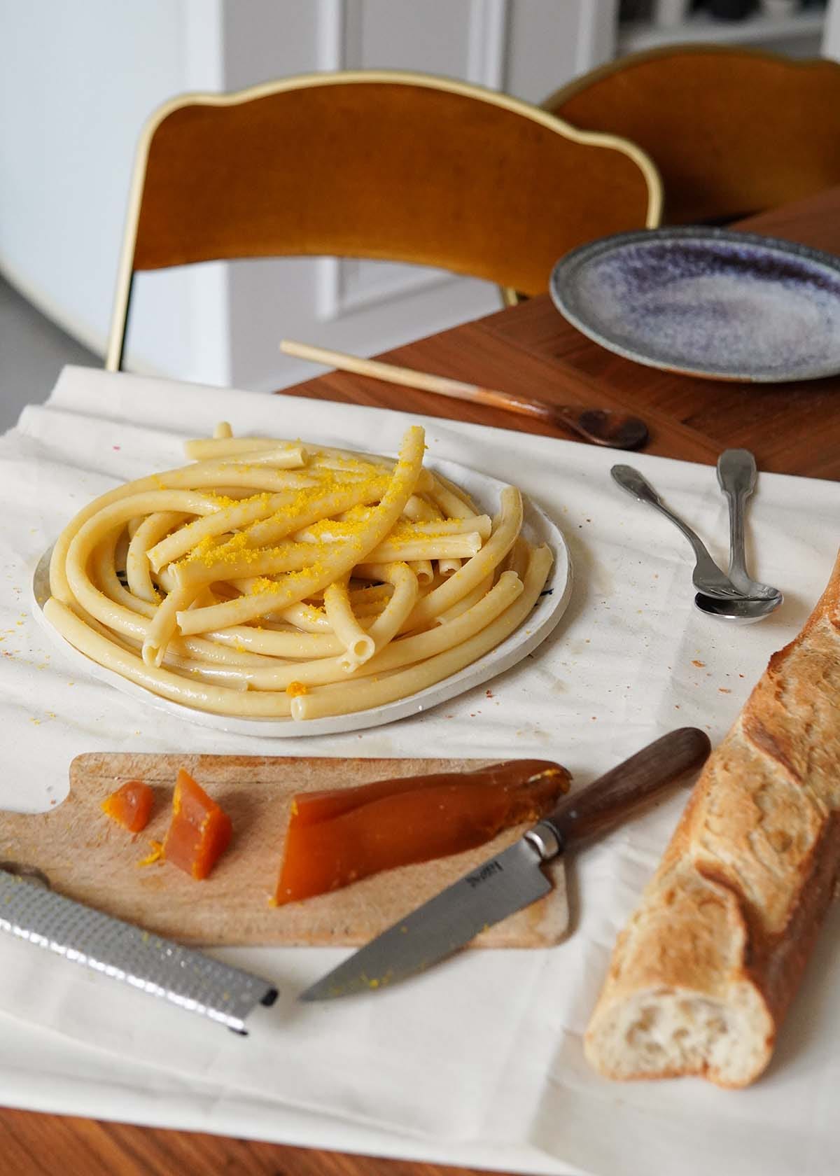 Les zitoni à la boutargue et à l’huile d’olive infusé aux feuilles de ...