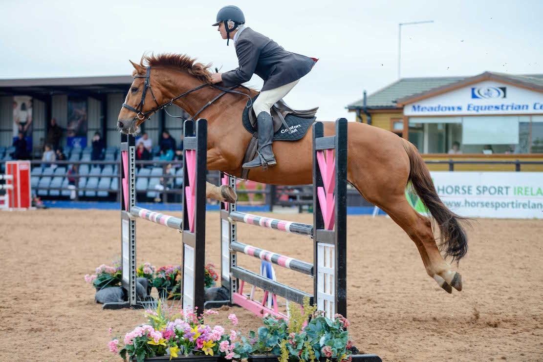 Show jumping at The Meadows - Horse&Field