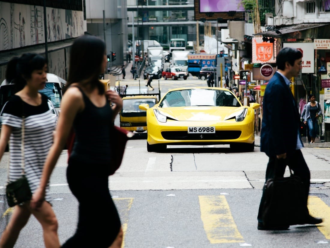 Hong Kong Loses Ultra-Rich to Mainland, Singapore
