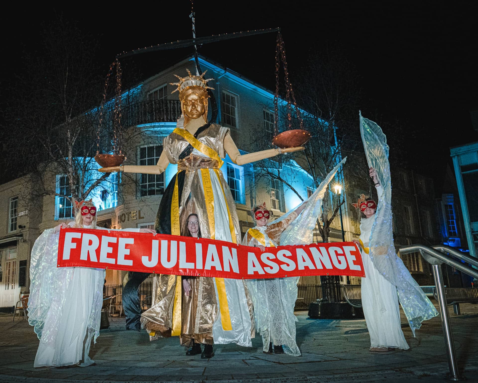 👁‍🗨 Lady Justice débarque au Carnaval nocturne de Londres pour libérer ...