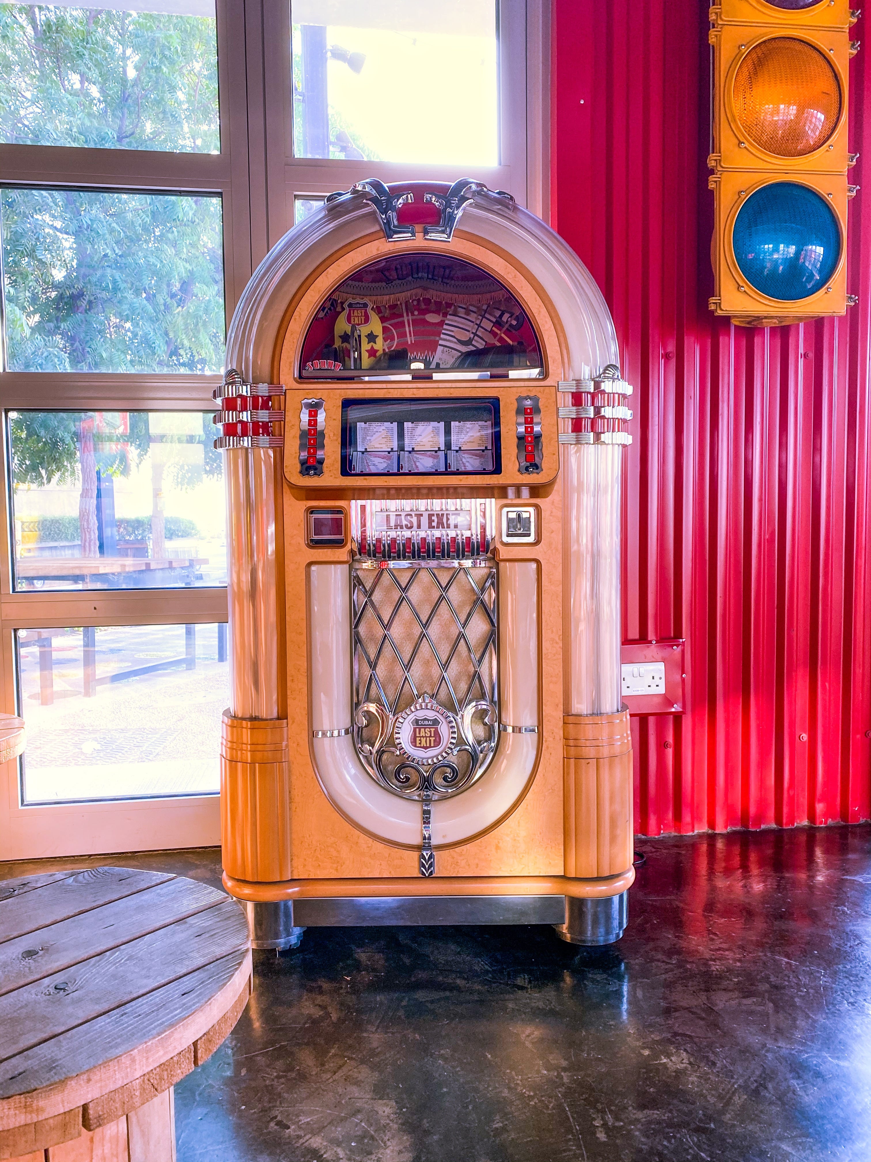 Wurlitzer Jukeboxes – Revolutionary Vintage Music Players