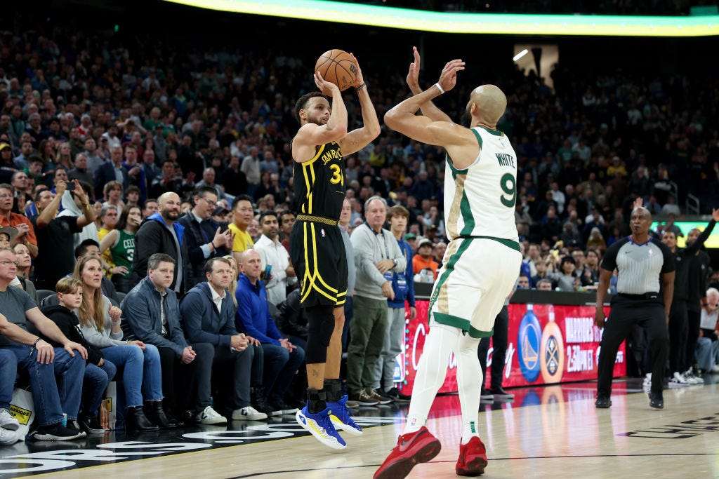 VIDEO 📺 : Steph's shot guru analyzes Steph's moonball for 17 minutes🌜💤