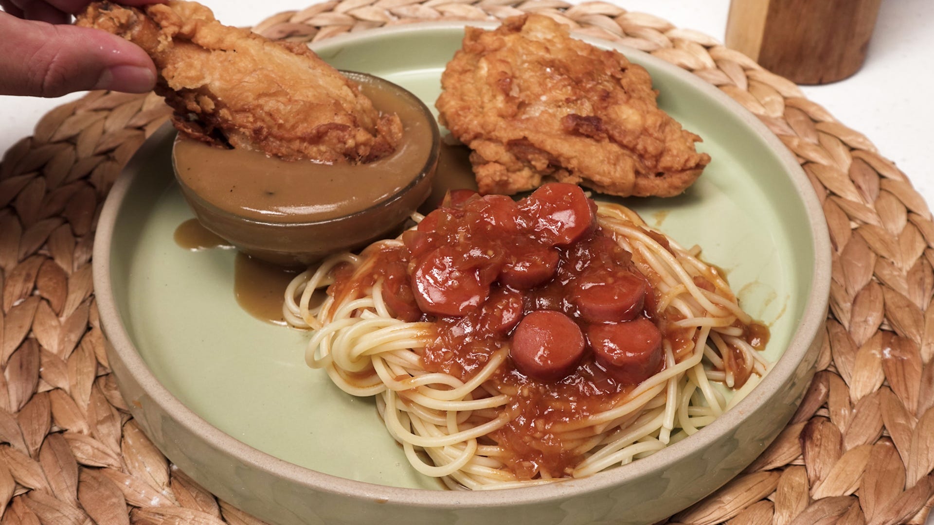 Jollibee Chicken Joy with Jolly Spaghetti in just under $5!