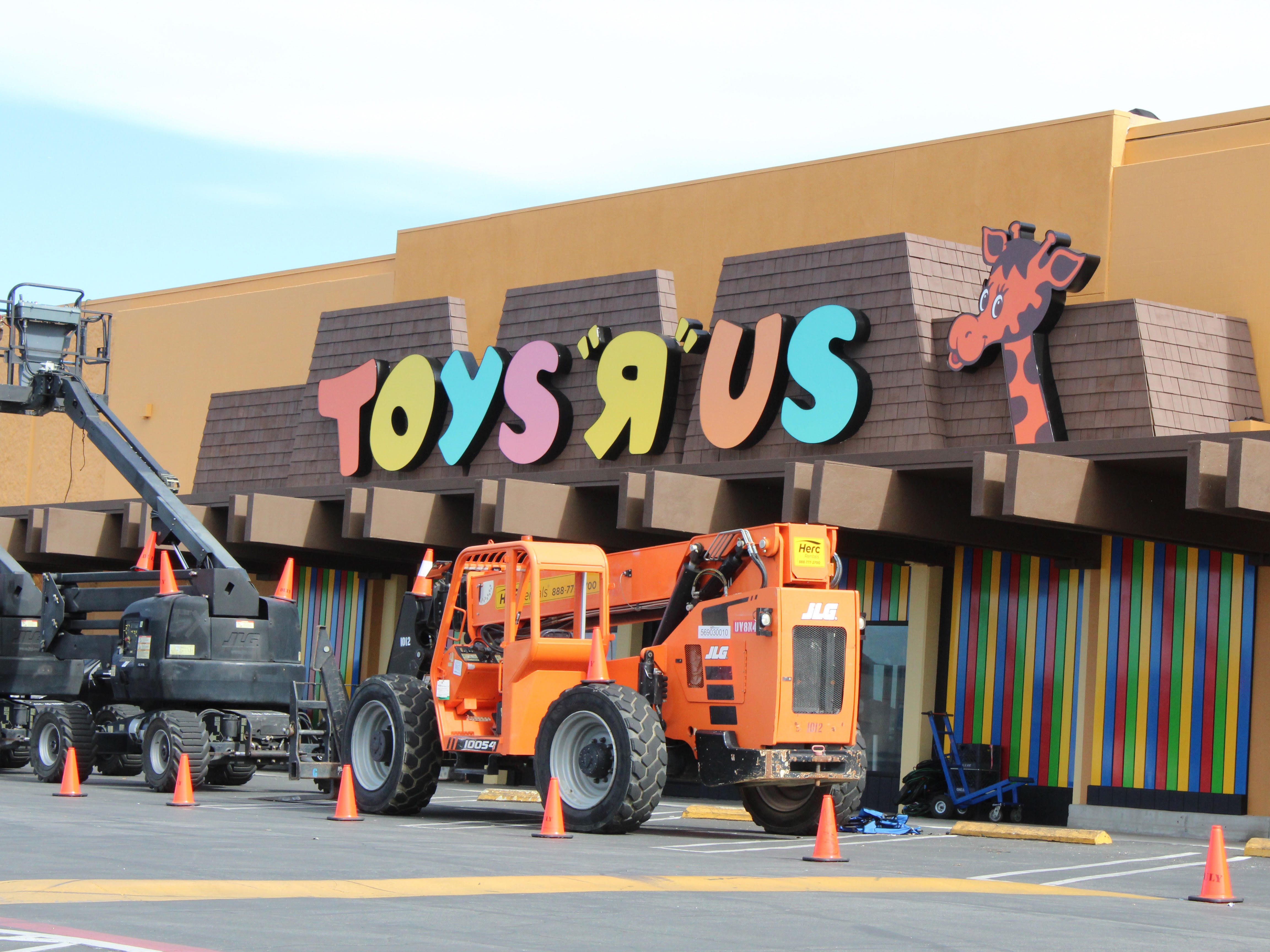 Photos: Social-media stir over retro Toys 'R' Us 'store' in California ...