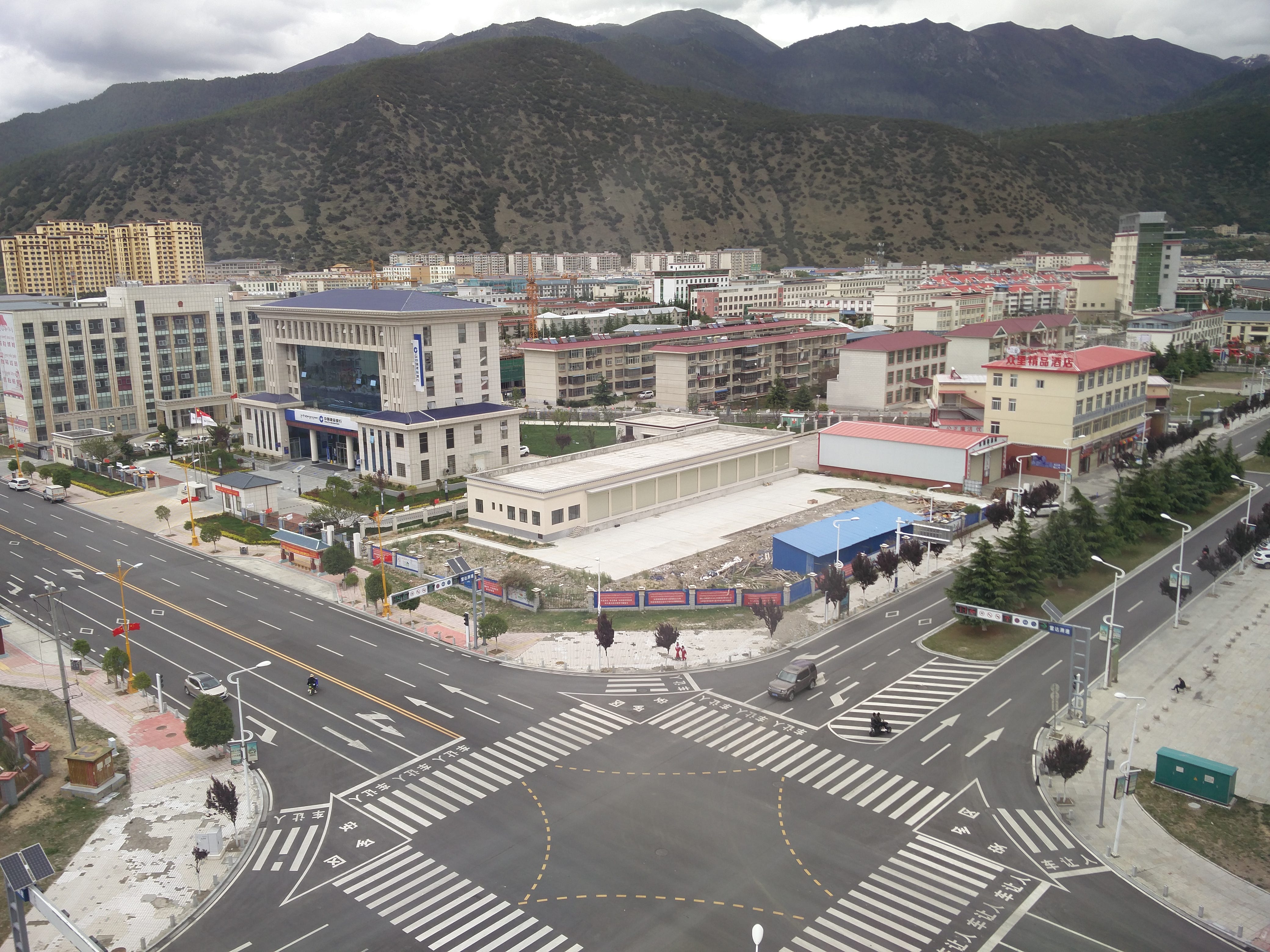 Escritura y manzanas - by Diego Geddes