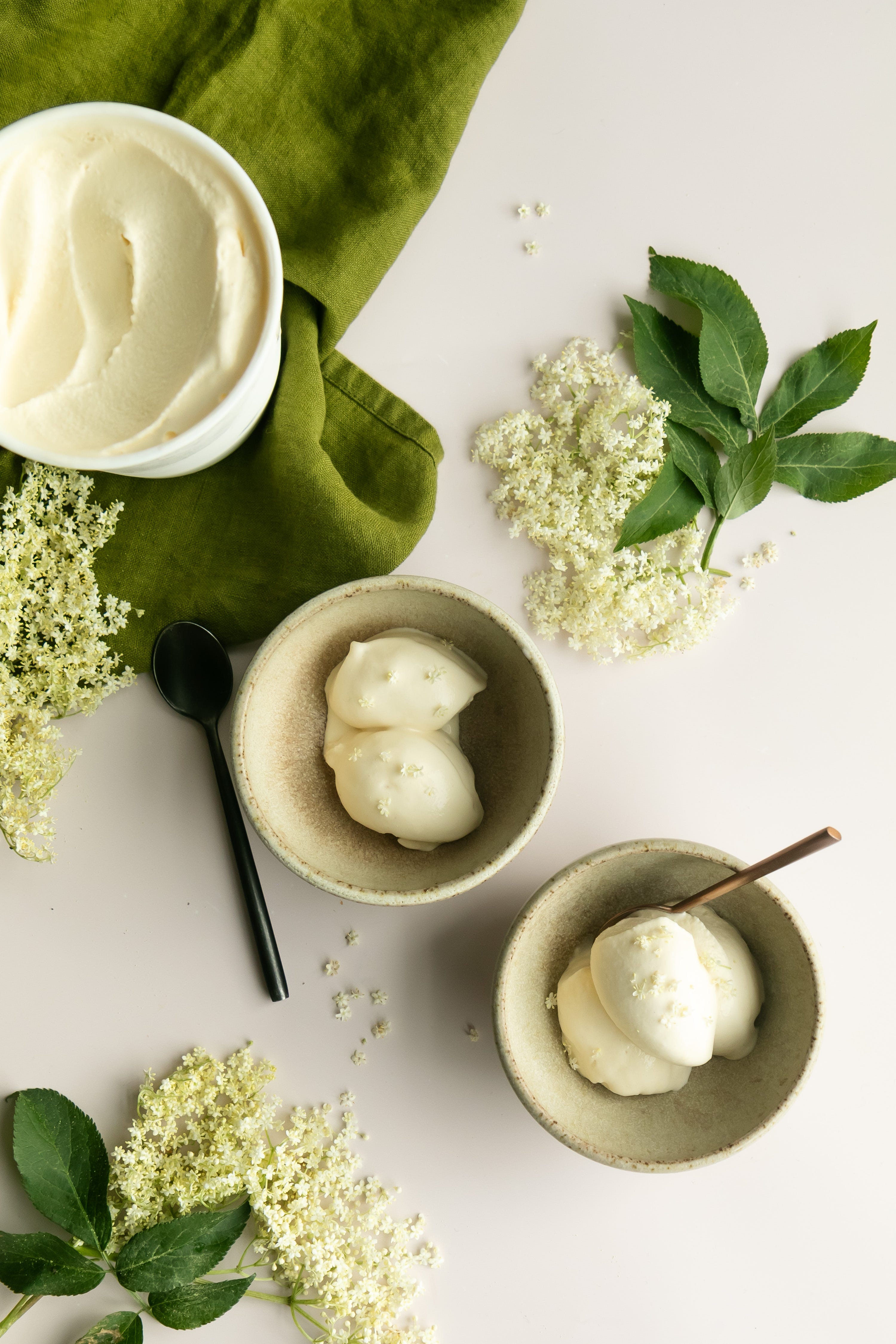Elderflower ice cream and bundt cake - by Camila Marcias