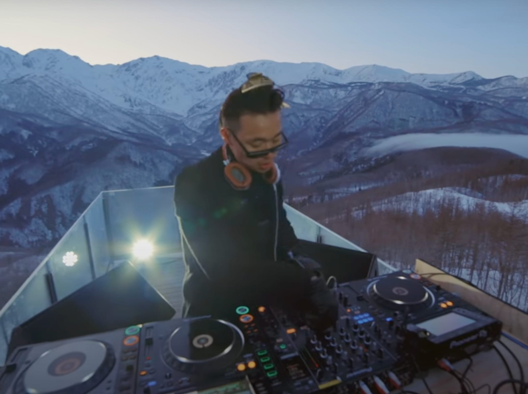 YWR: Untouchable #7 - by Erik - YWR: Your Weekend Reading