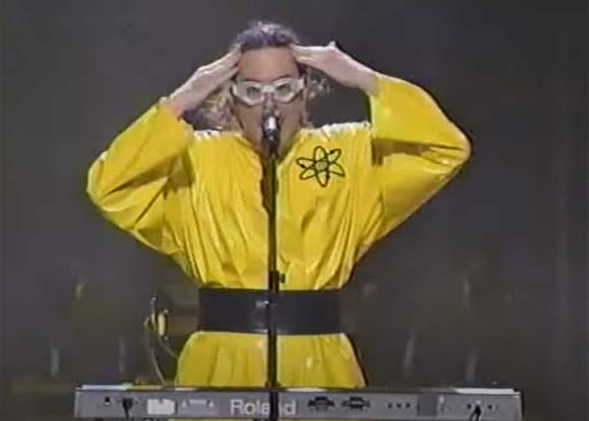 “Weird Al” Yankovic Performs “Dare To Be Stupid”