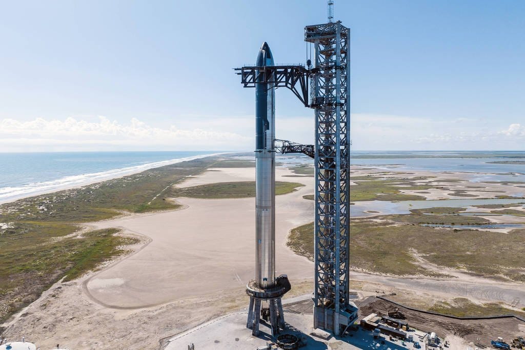 Elon Musk lançará foguete mais potente da humanidade à lua Elon Musk lançará foguete mais potente da humanidade à lua