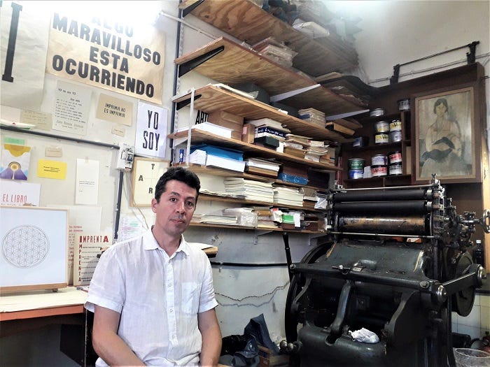 Un lector que imprime - by Alejo González Prandi - único