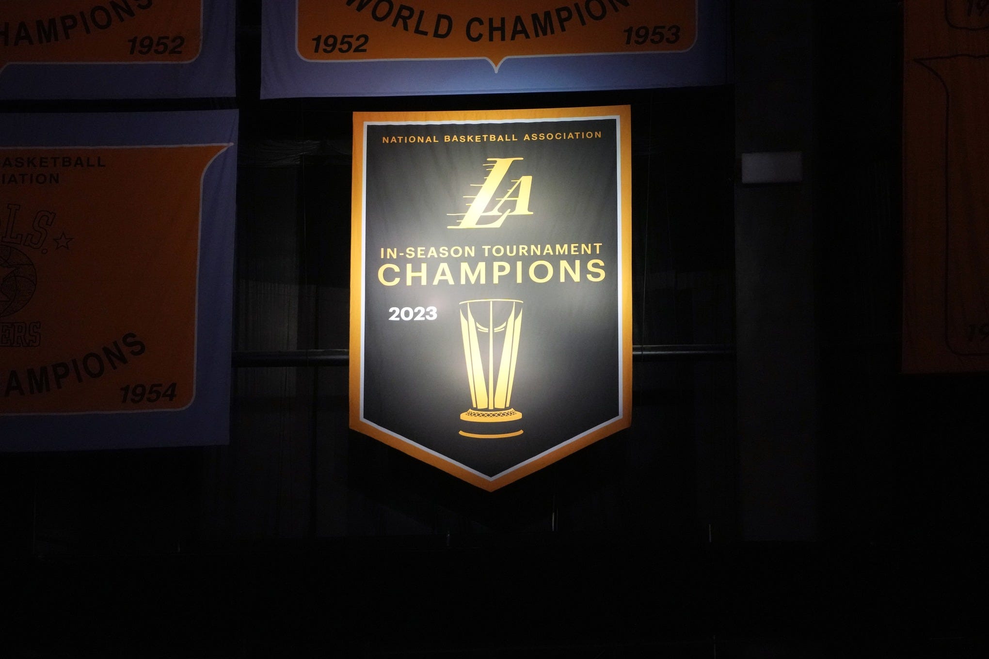 Lakers take right approach with banner unveiling