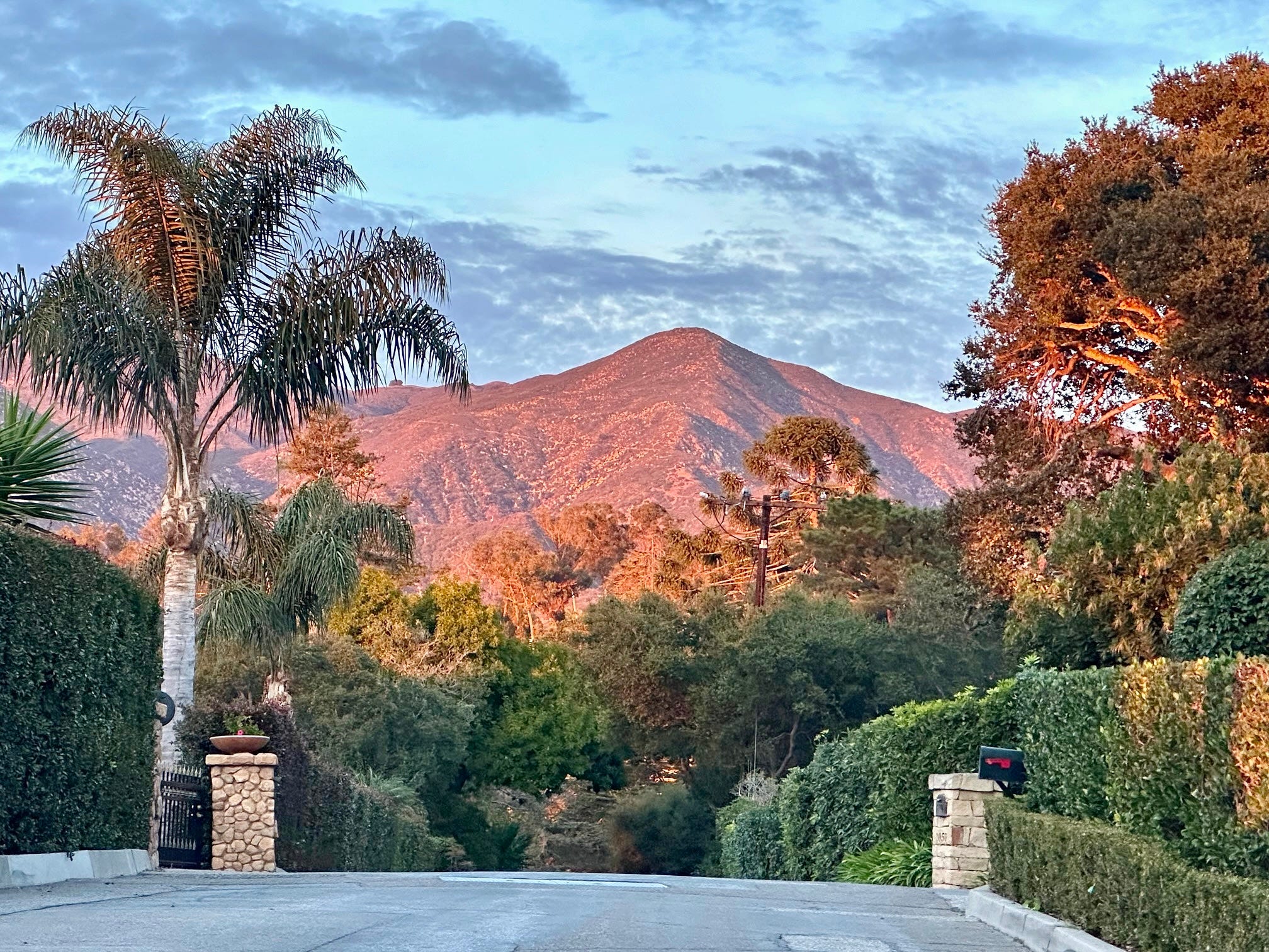 MONTECITO @ CHRISTMAS - by Robert Eringer - ERINGER
