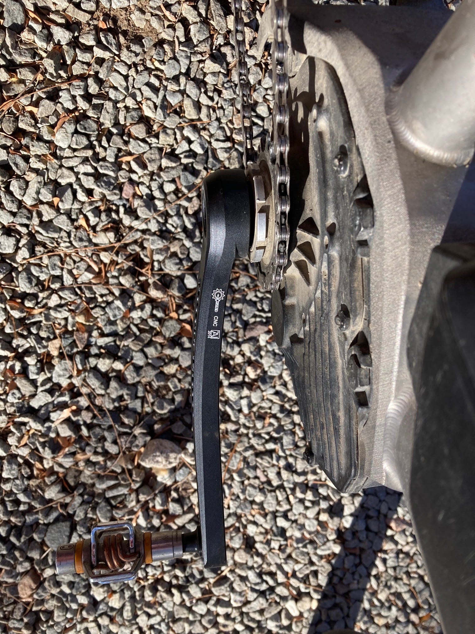 Bearing binding due to thread direction and bottom bracket shell width