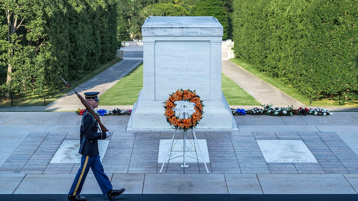 ON THIS DAY IN HISTORY: November 11, 1921 – The Tomb of the Unknown ...
