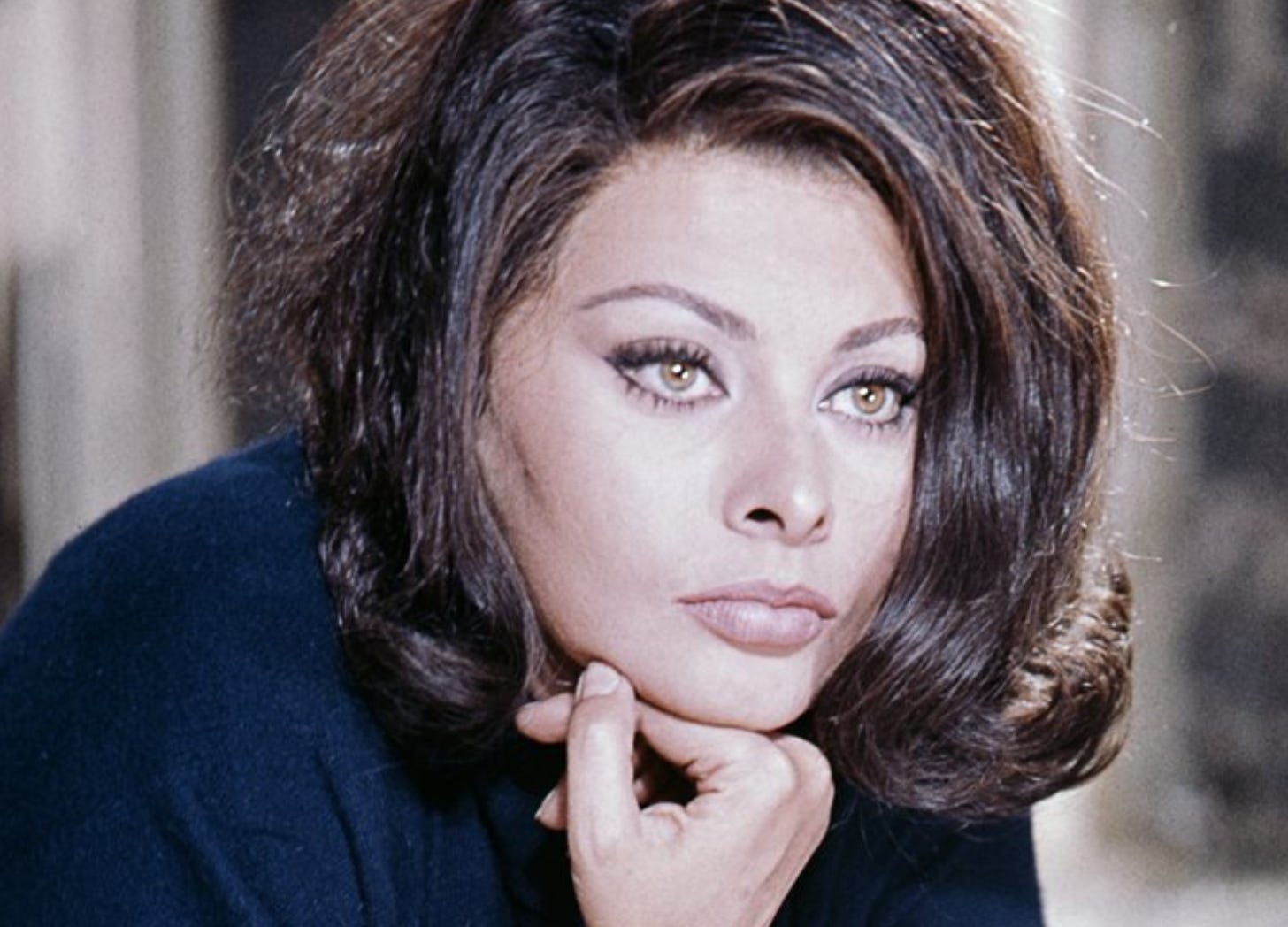 Sophia Loren tra le strade di Napoli