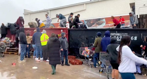 250 People Fight For Possibly Spoiled Dumpster Food During Power Outage ...
