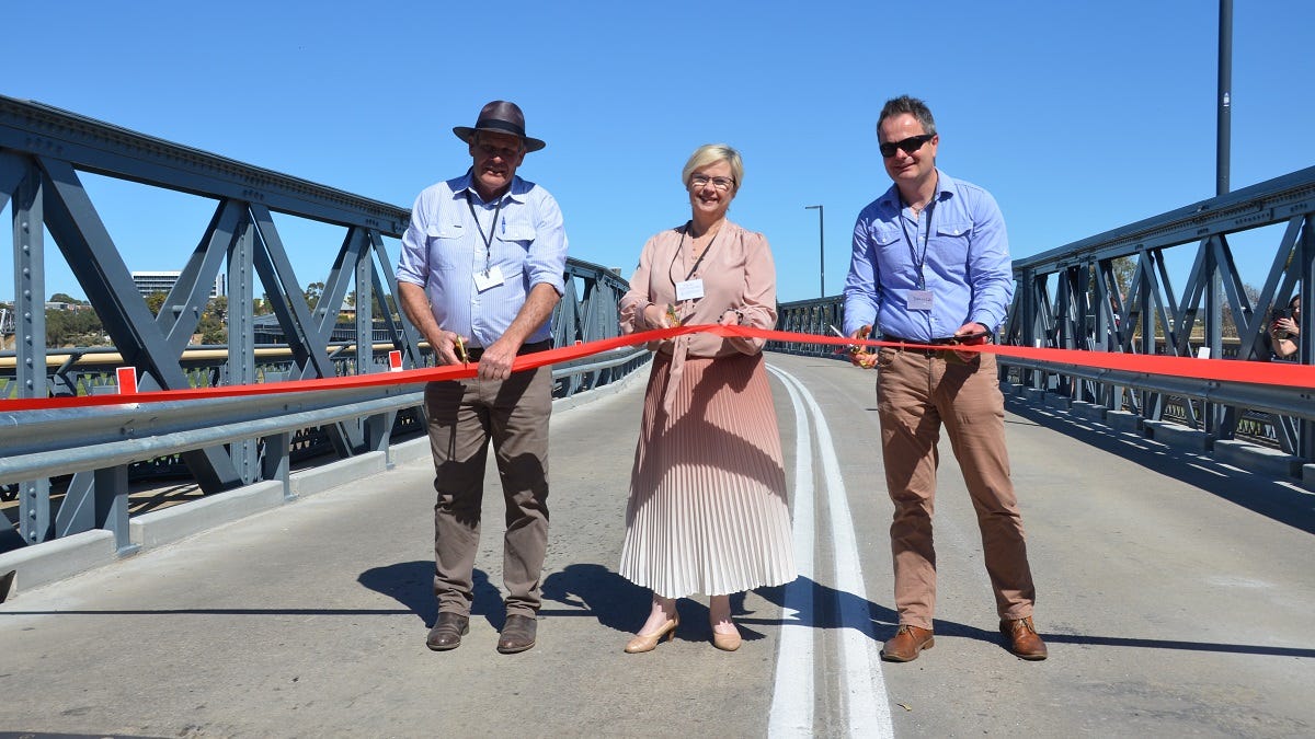 Old Murray Bridge reopens to two-way traffic