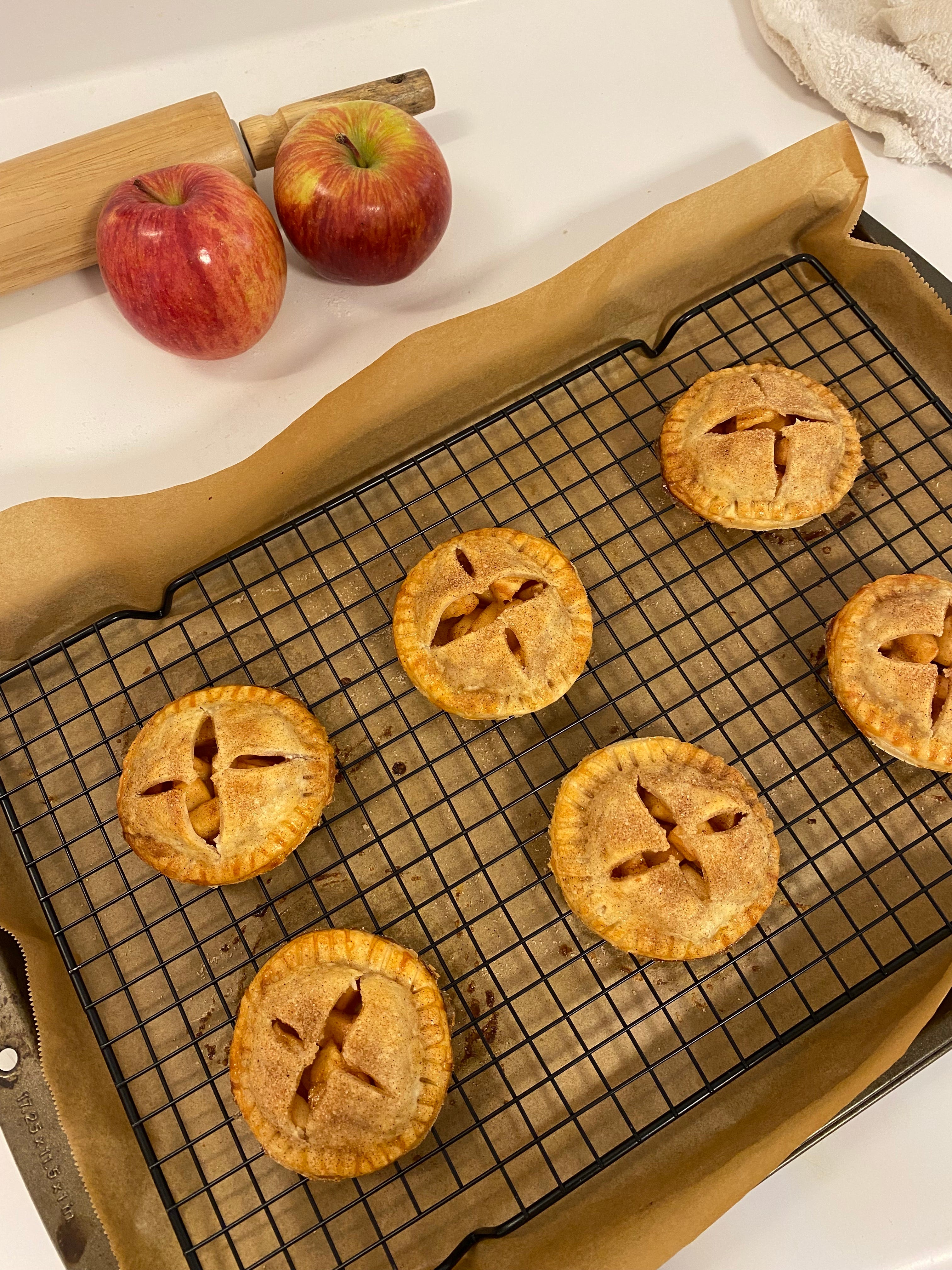 Mini Apple Pies🍎 - by Jess Ng - jesswithfood