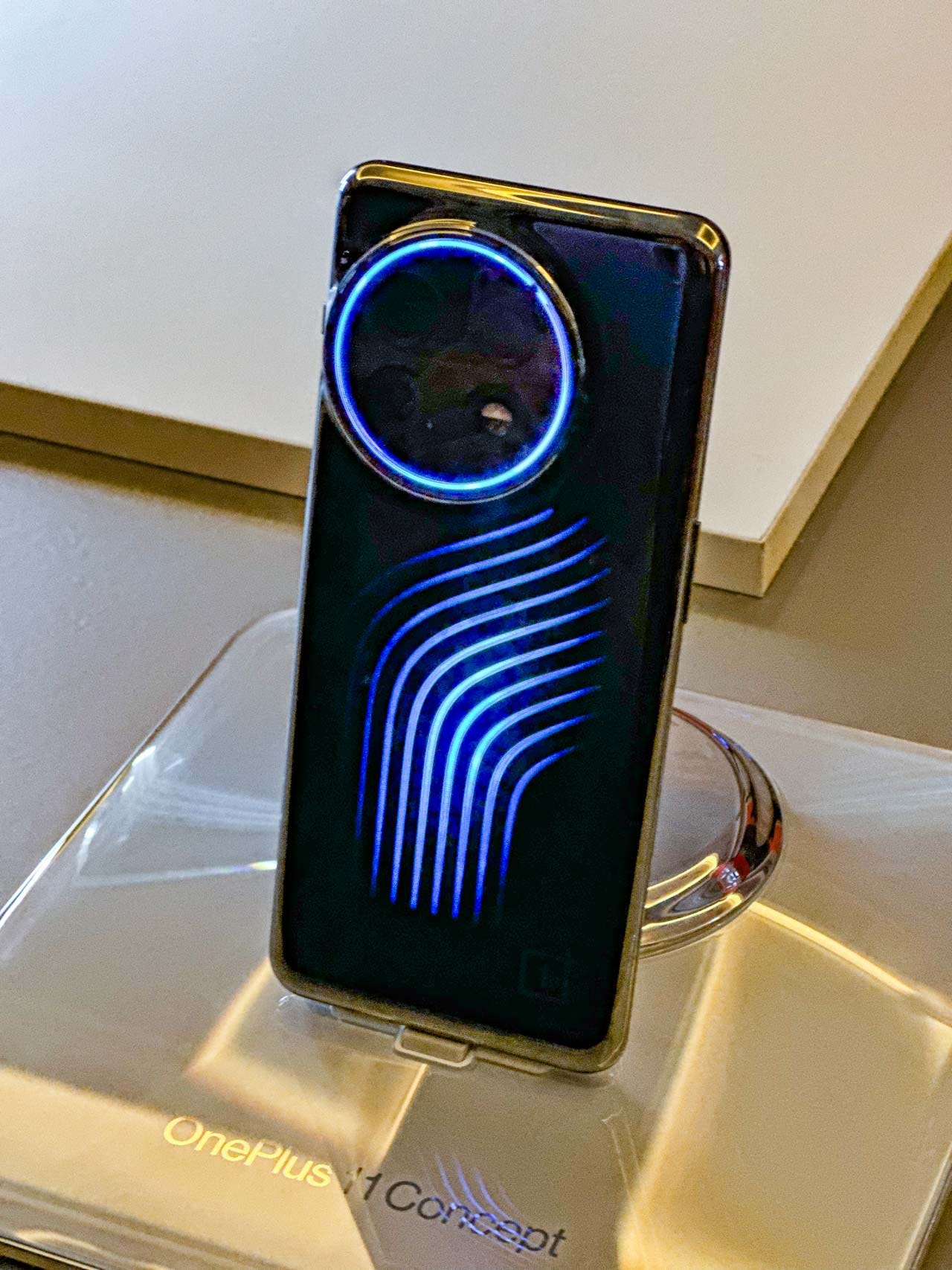 OnePlus 11 Concept: first photos and videos of the LED smartphone OnePlus 11 Concept: first photos and videos of the LED smartphone