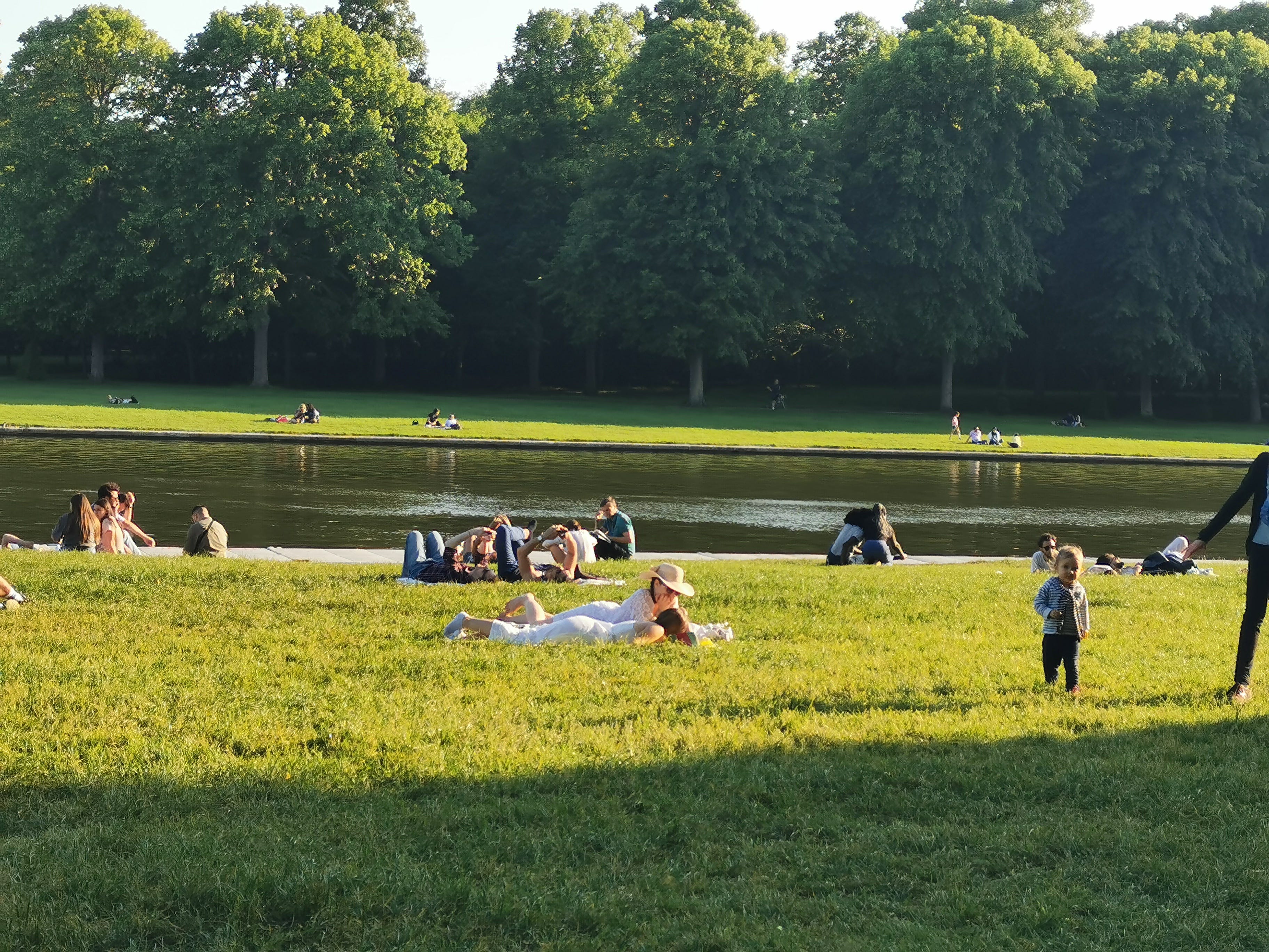 在世界游荡的女性4: 霸王花和莫不谷从巴黎发给你的10张明信片 - by 放学以后after school